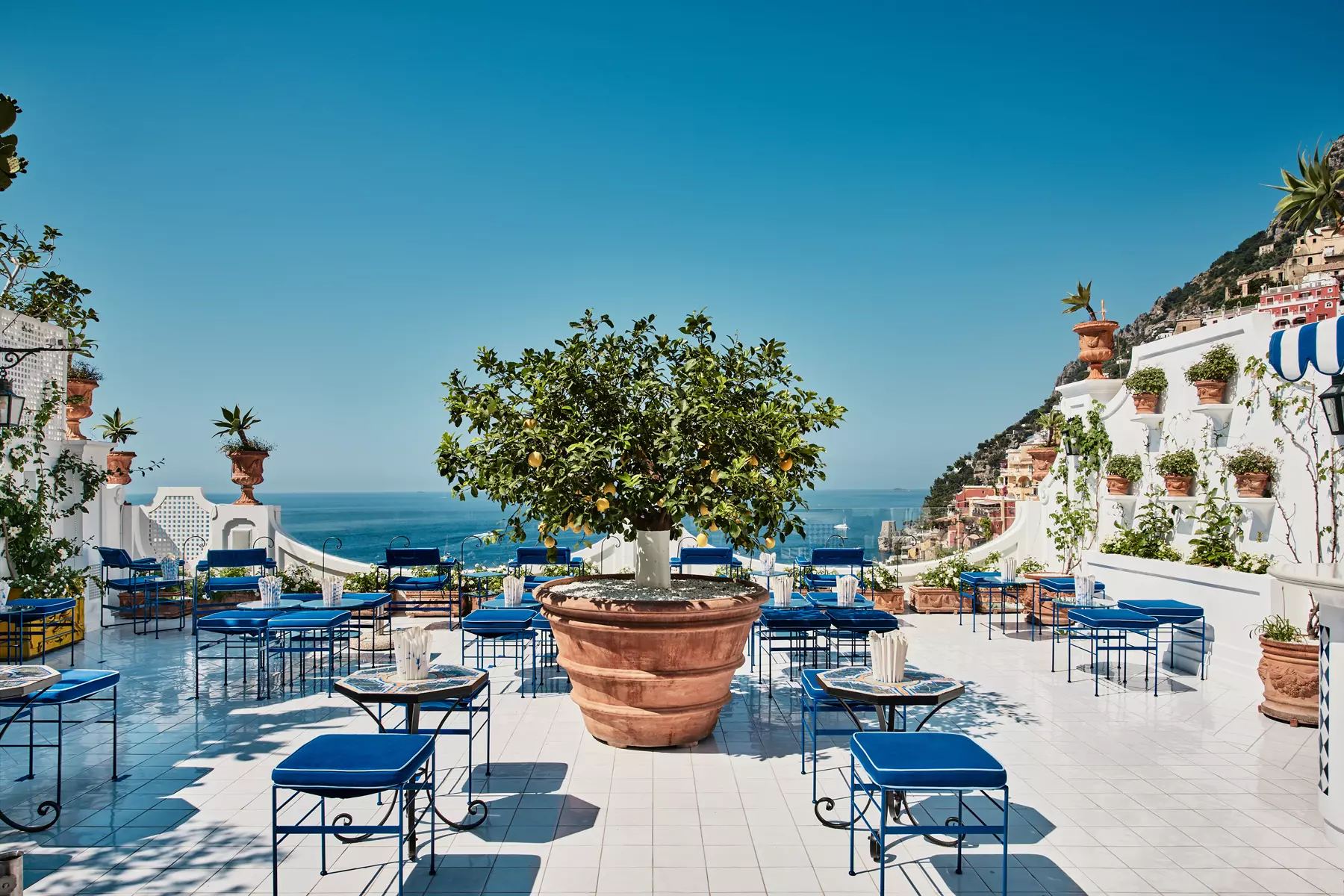 Franco's Bar en Italia, asientos al aire libre con vista al mar azul