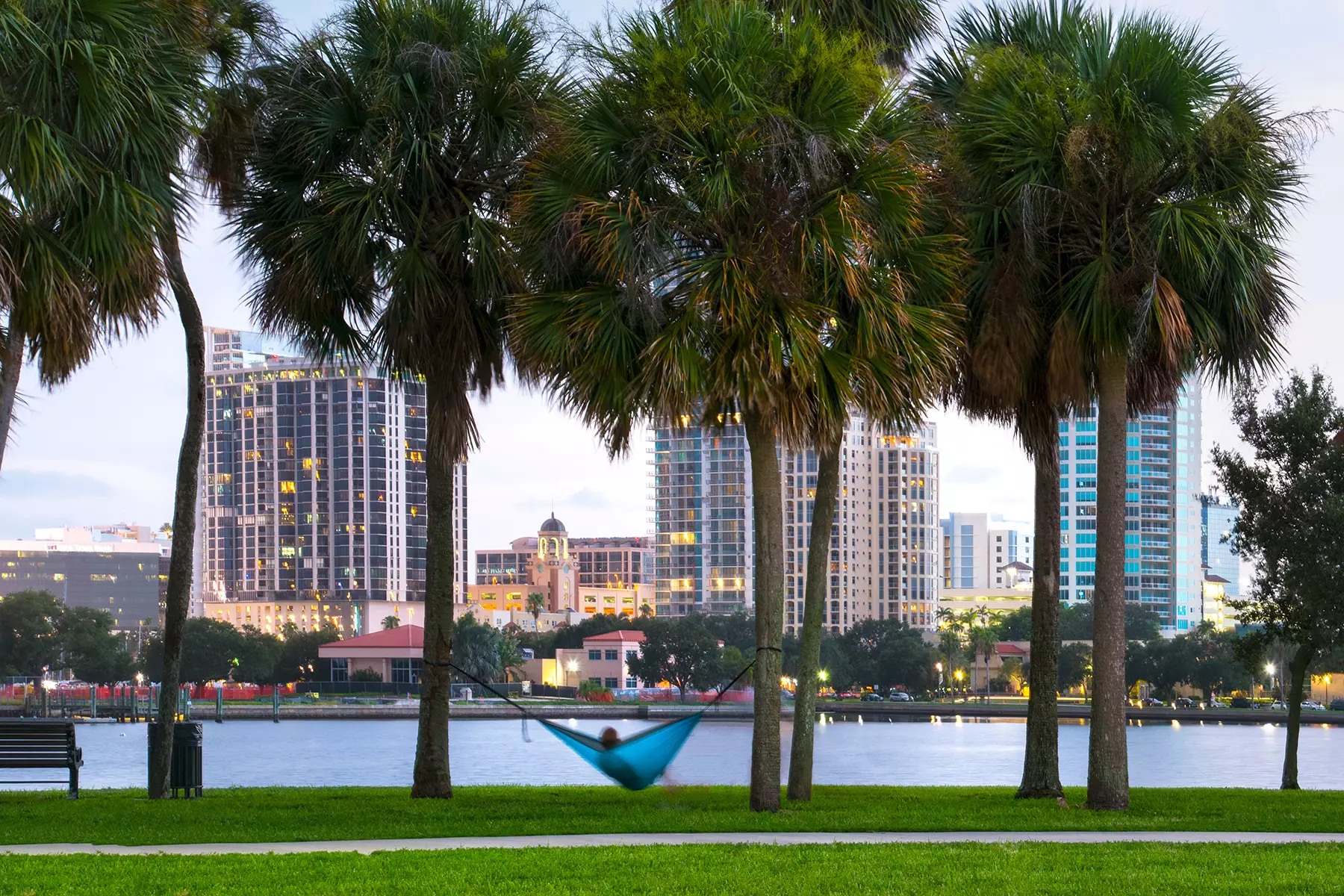 Houpací houpací síť ve Vinoy Parku se těší rostoucímu panoramatu Saint Petersburg na Floridě.