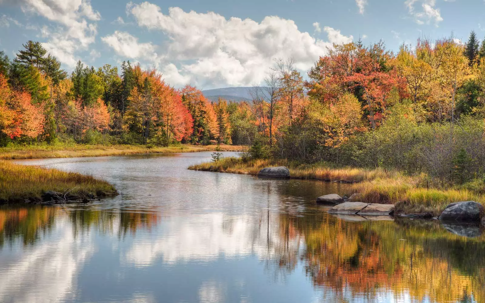 L'autunno lascia il porto di Bar del fiume Maine