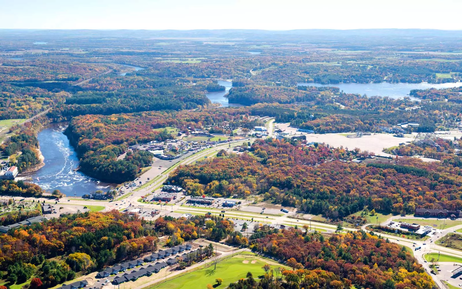 Pád ve Wisconsin Dells podél řeky Wisconsin