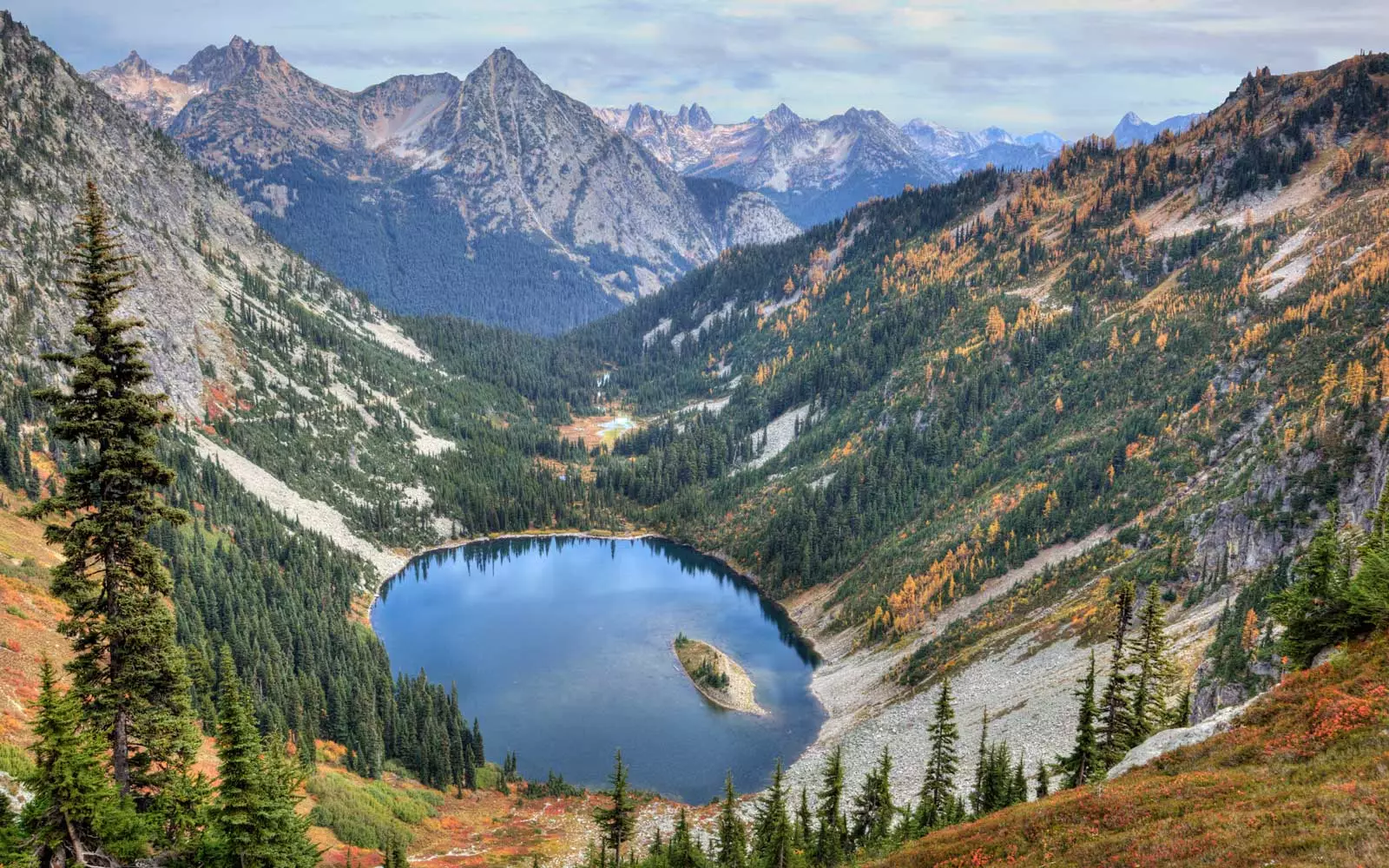 Езерото Ен, од Maple Pass Loop Train во Вашингтон