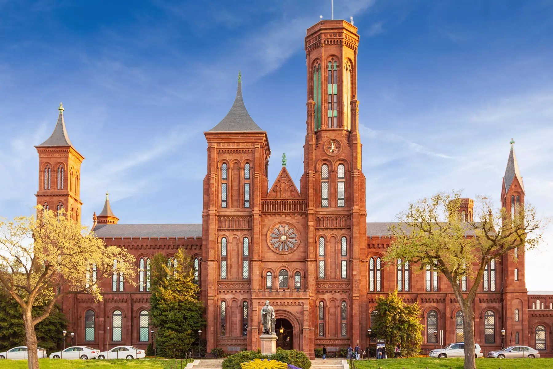 Smithsonian Castle, Smithsonian Institution nyob rau yav tsaus ntuj, Washington DC.