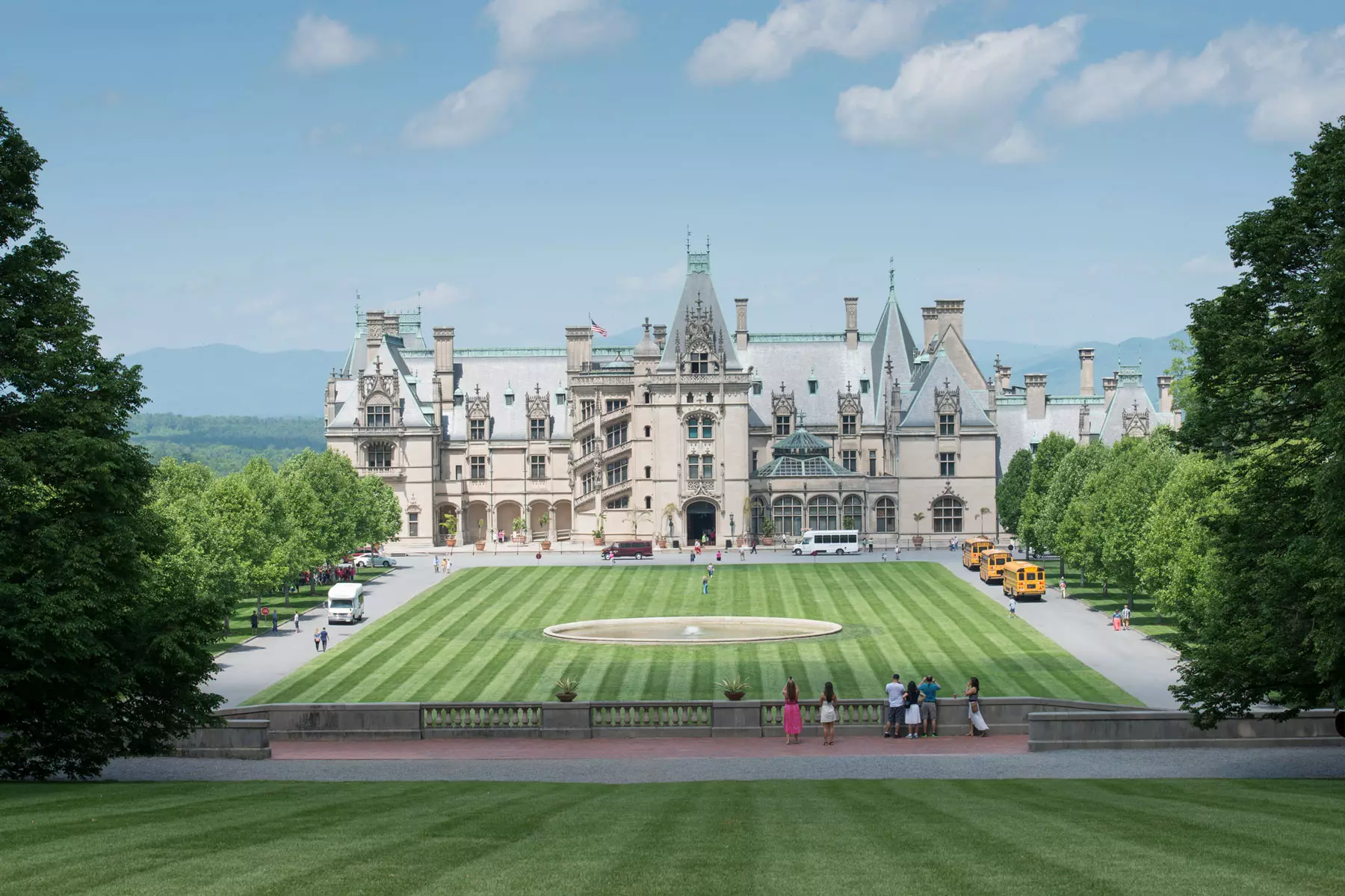 Групы турыстаў прыбываюць на сядзібу ў Biltmore House падчас Biltmore Blooms у Эшвіле, штат Паўночная Караліна