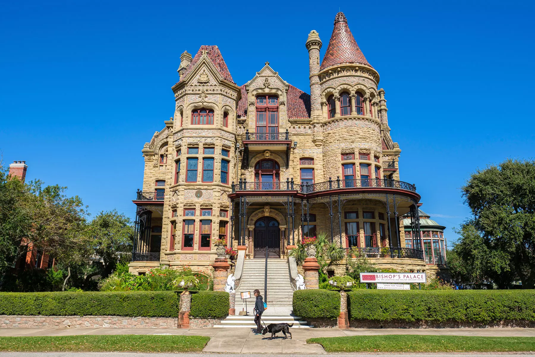 Celebrul Palat Episcopal a fost construit de colonelul Walter Gresham și arhitectul Nicholas Clayton; casa decorată extravagant este o adaptare victoriană a stilului clasic renascentist.