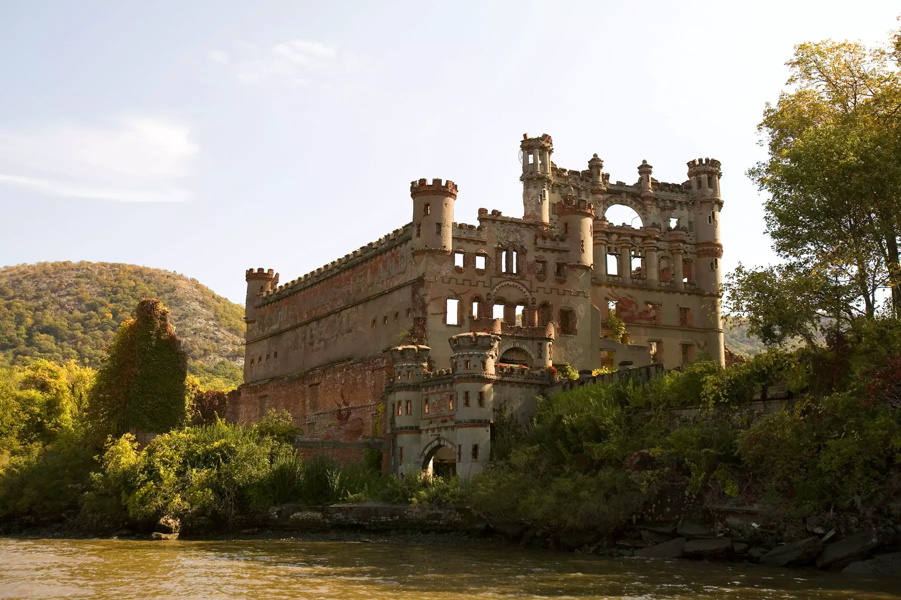 Fijery ny Bannerman Castle avy amin'ny renirano, Nosy Pollepel, Hudson Highlands, New York.