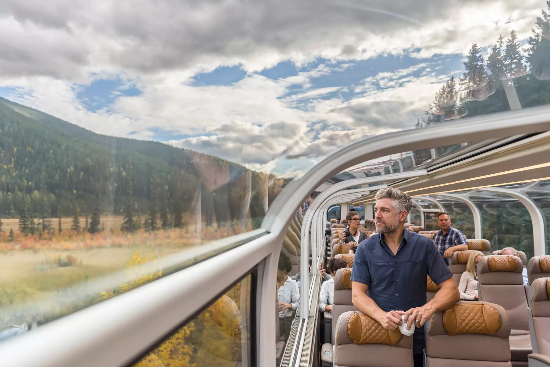 l'homme est assis à l'intérieur d'un pont d'observation de train