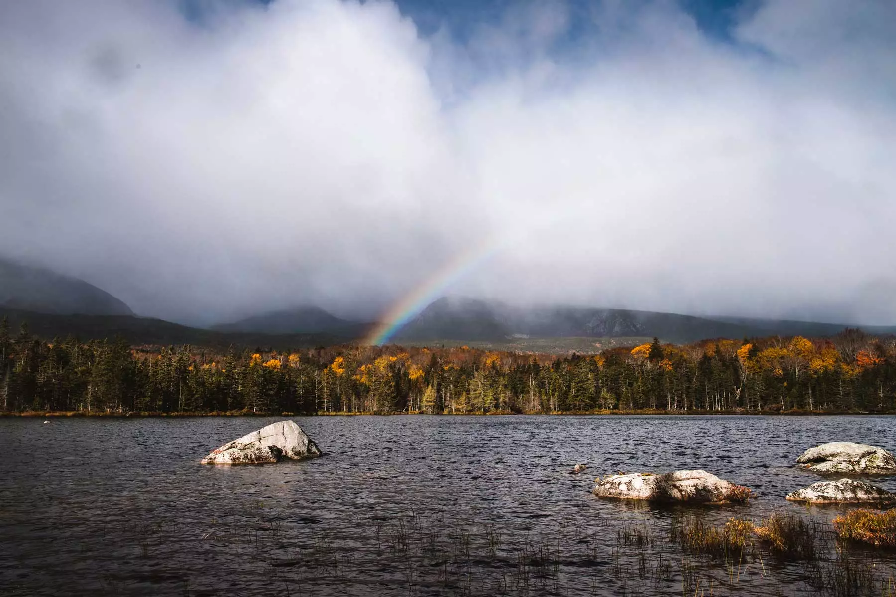 Curcubeul se formează deasupra iazului Sandy Stream, Parcul de stat Baxter, Maine