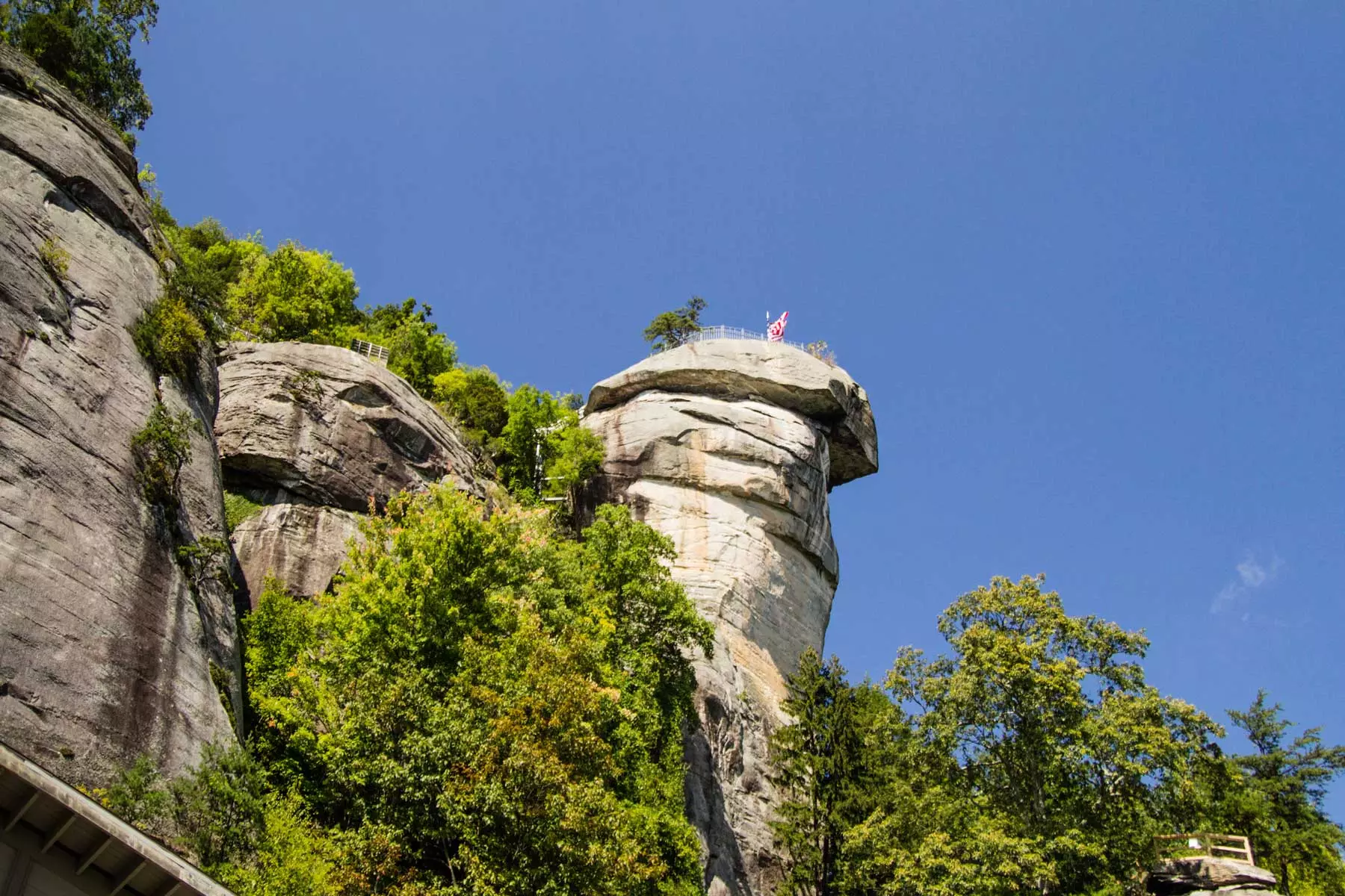 A nagy sziklaképződmény a Chimney Rock State Park névadója Lake Lure-ban, Észak-Karolinában, Amerikai Egyesült Államokban.