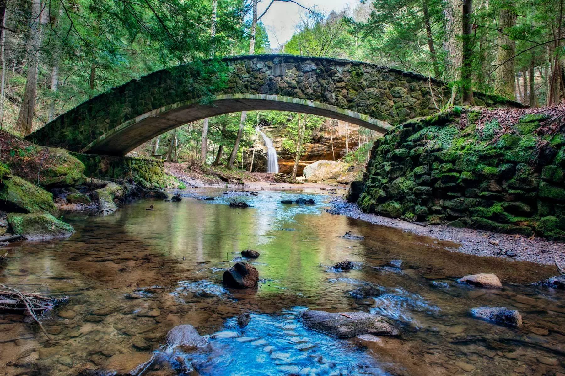 Cascada văzută prin Podul arcuit