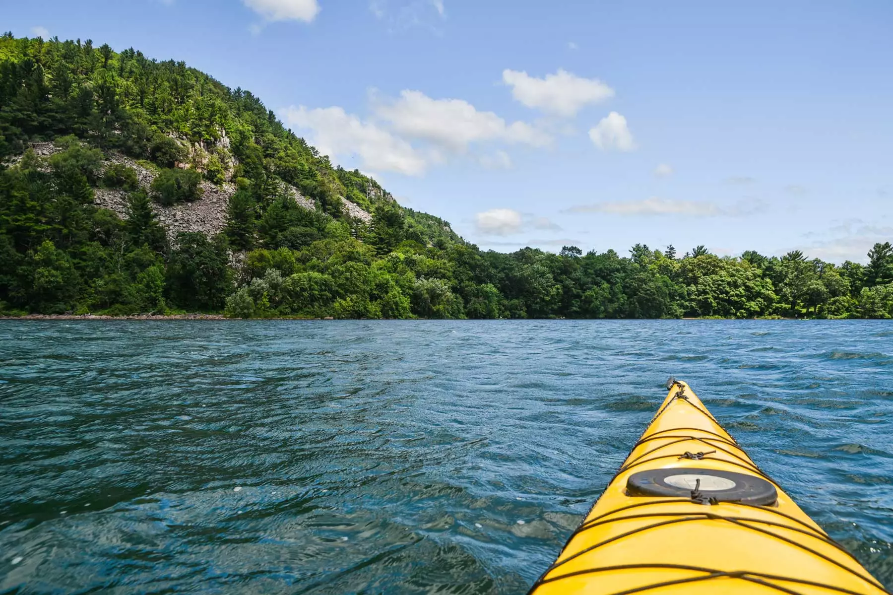 Vožnja kajakom u Državnom parku Devil's Lake u Wisconsinu