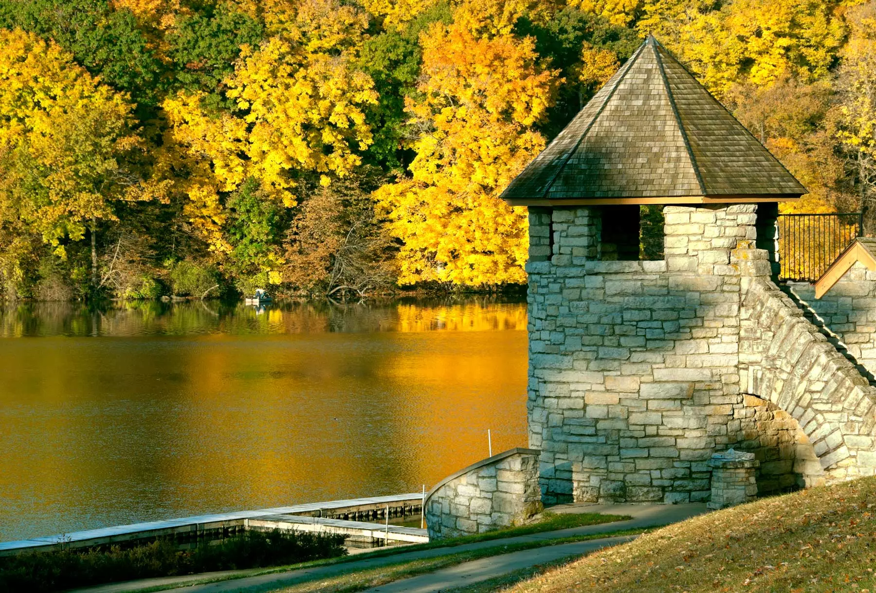 Barcă și pescar la Backbone State Park din Iowa