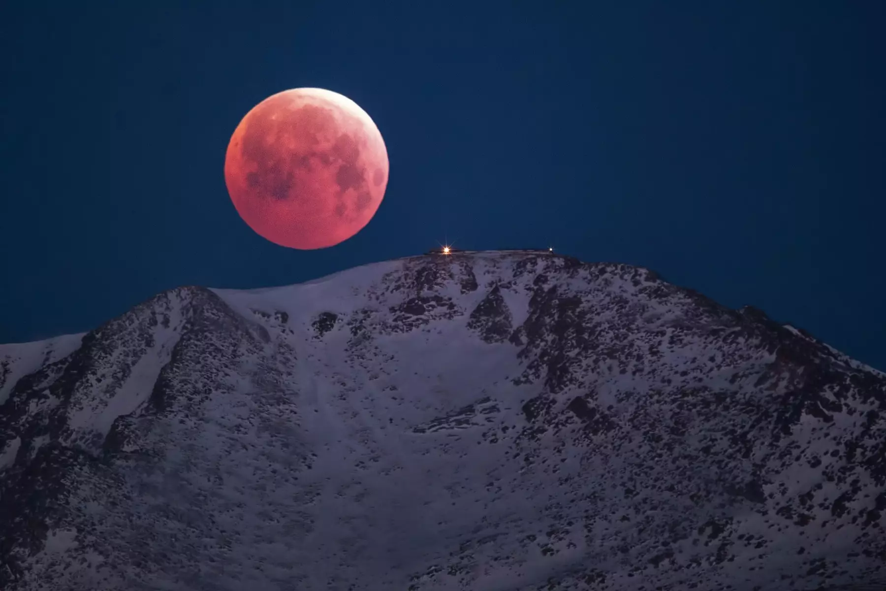 View panoramique sou mòn nèj kont syèl nan mitan lannwit ak gwo lalin plen