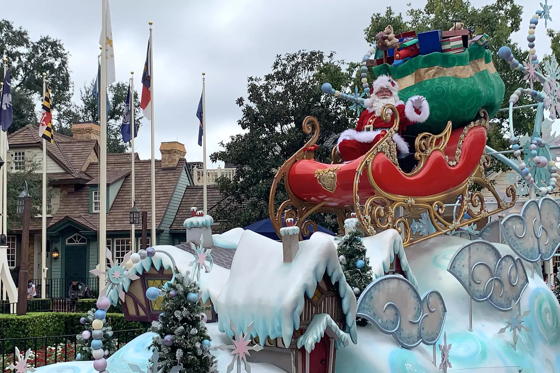 Sfilata natalizia del Regno Magico di Walt Disney World con la slitta di Babbo Natale