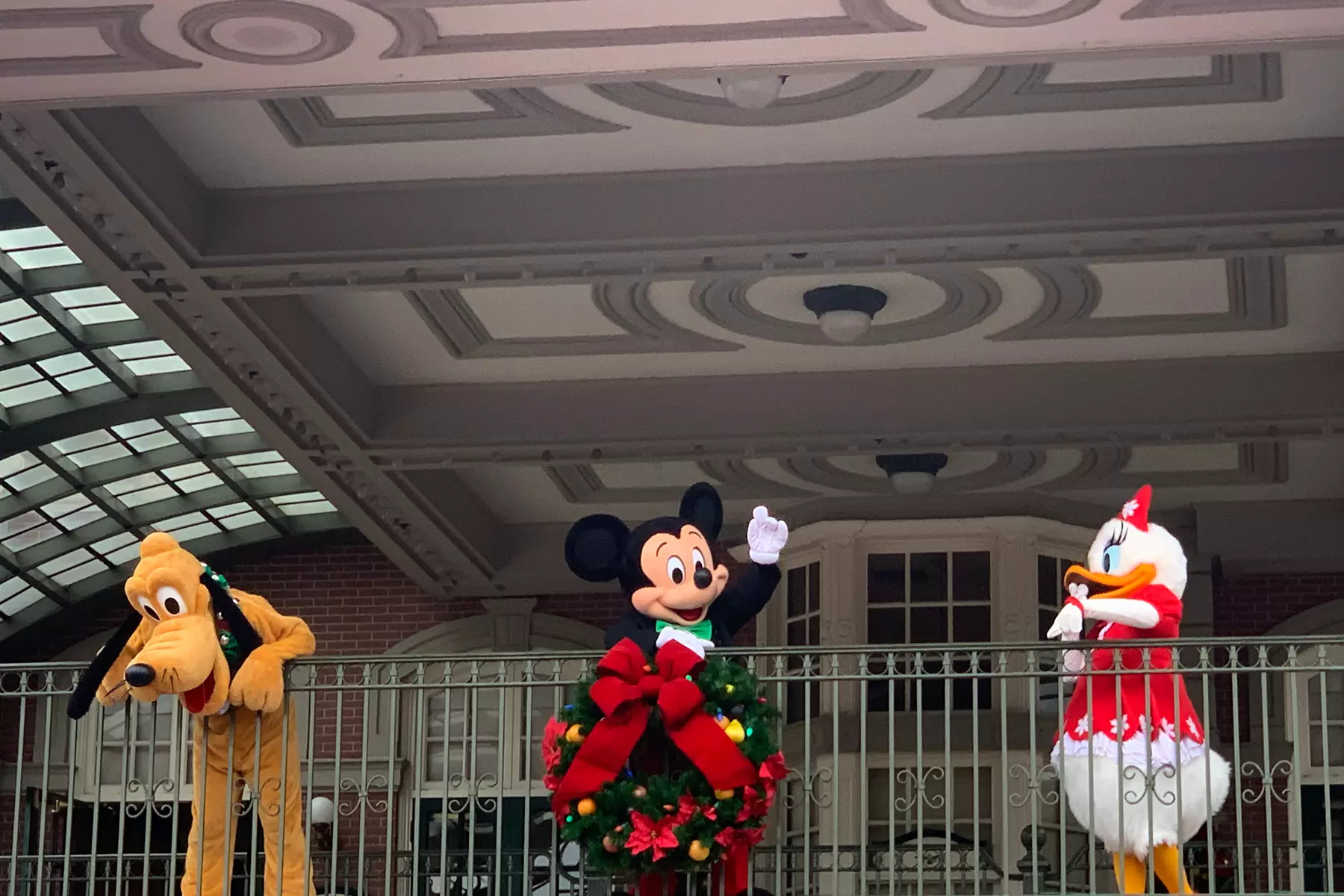 Pippo, Topolino e Daisy si sono vestiti per le vacanze salutando i visitatori del Magic Kingdom di Disney World