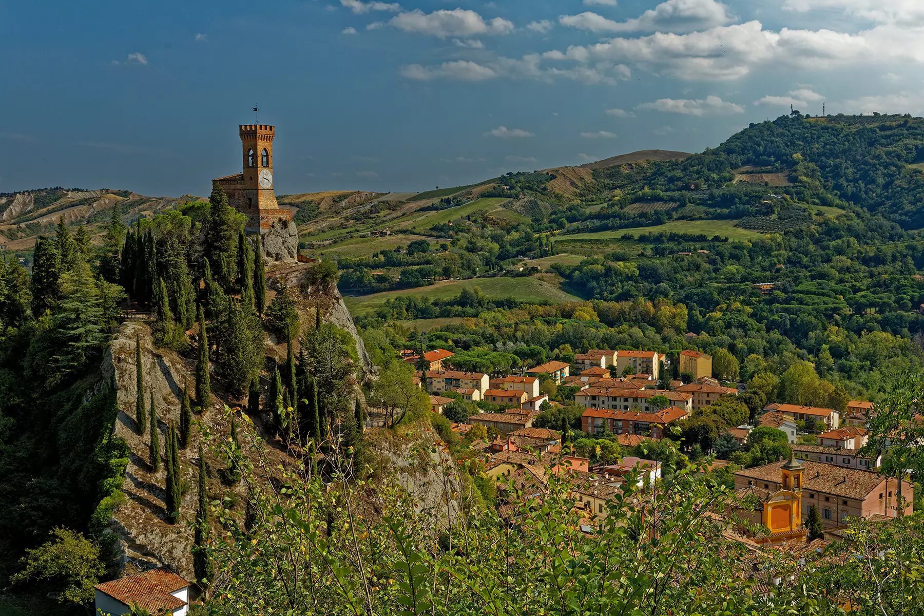 sicht op Brisighella en omlizzende lânskip