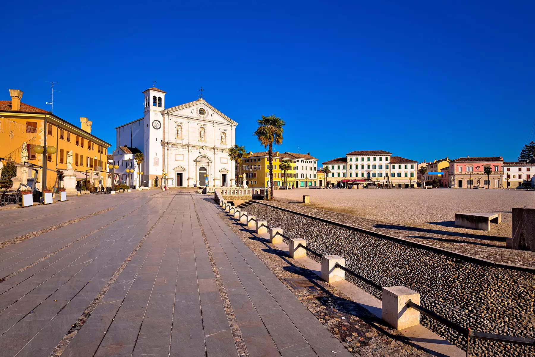 Centra placo en urbo de Palmanova preĝejo vido, Friuli Venecia Giulia regiono de Italio