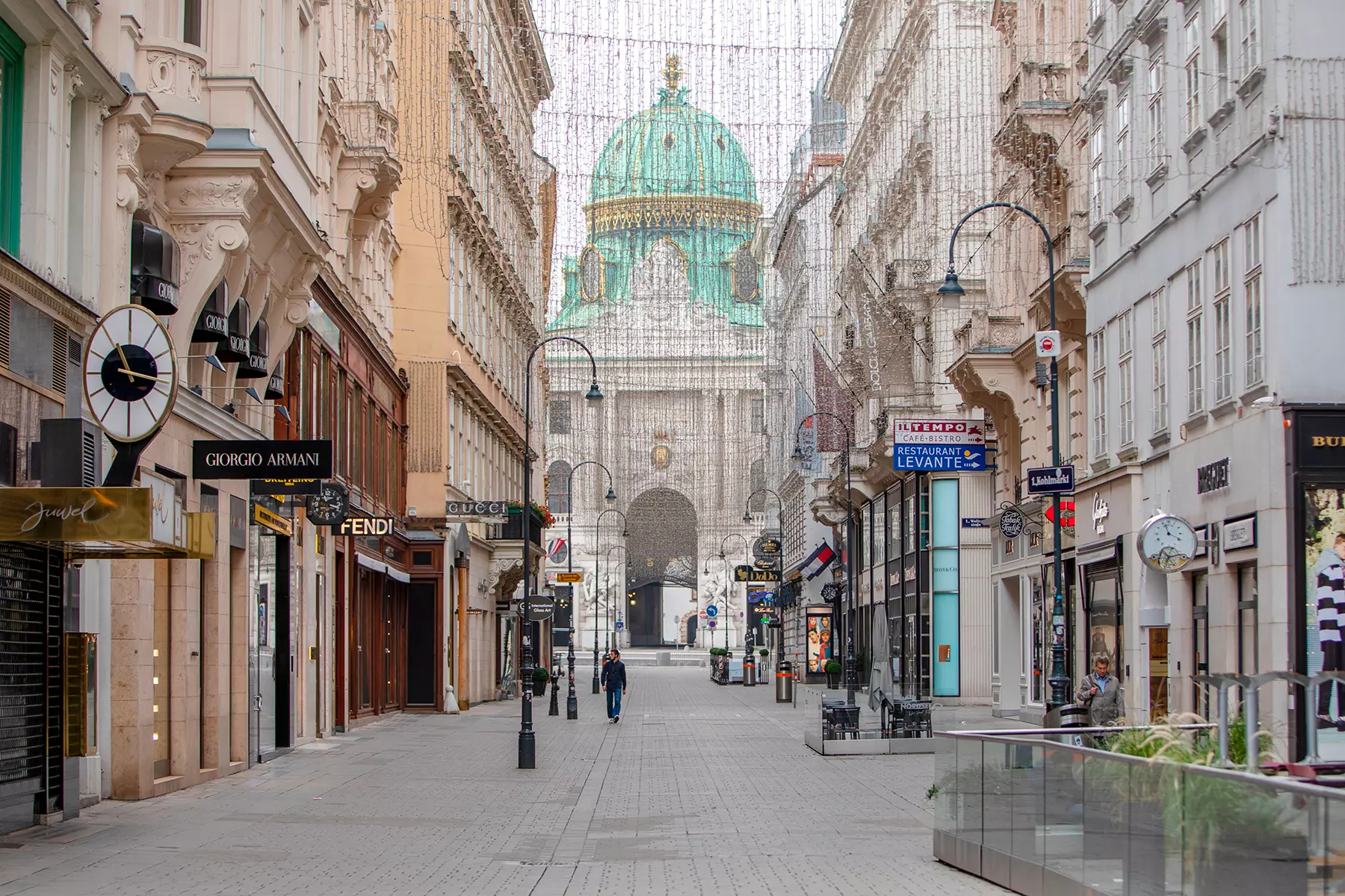 La strada vuota Kohlmarkt come il Michael Dome della Hofburg di Vienna si erge sullo sfondo, nel centro di Vienna