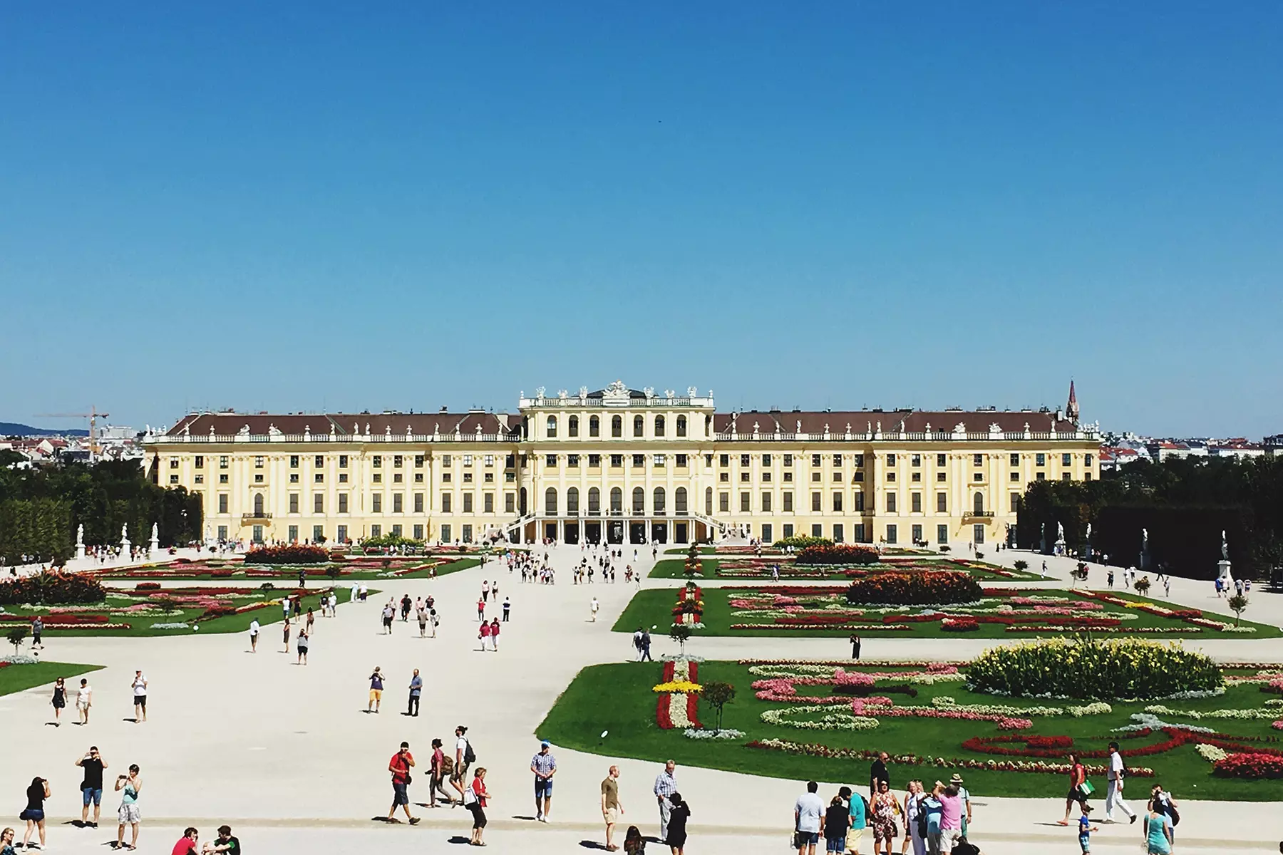 Skupina ľudí pred zámkom Schonbrunn