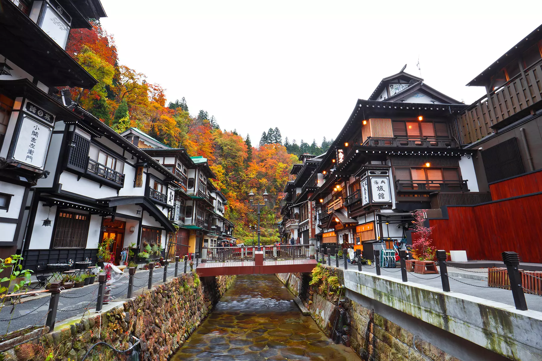 Ginzan onsen à l'automne, Yamagata, Tohoku, Japon