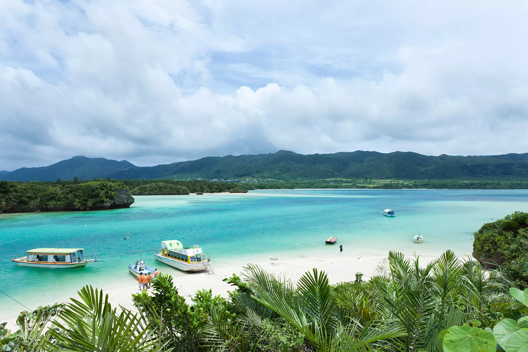 Tropical lagoon Bay pẹlu gara ko bulu omi, Kabira Bay Beach, Ishigaki Island, Okinawa, Japan.