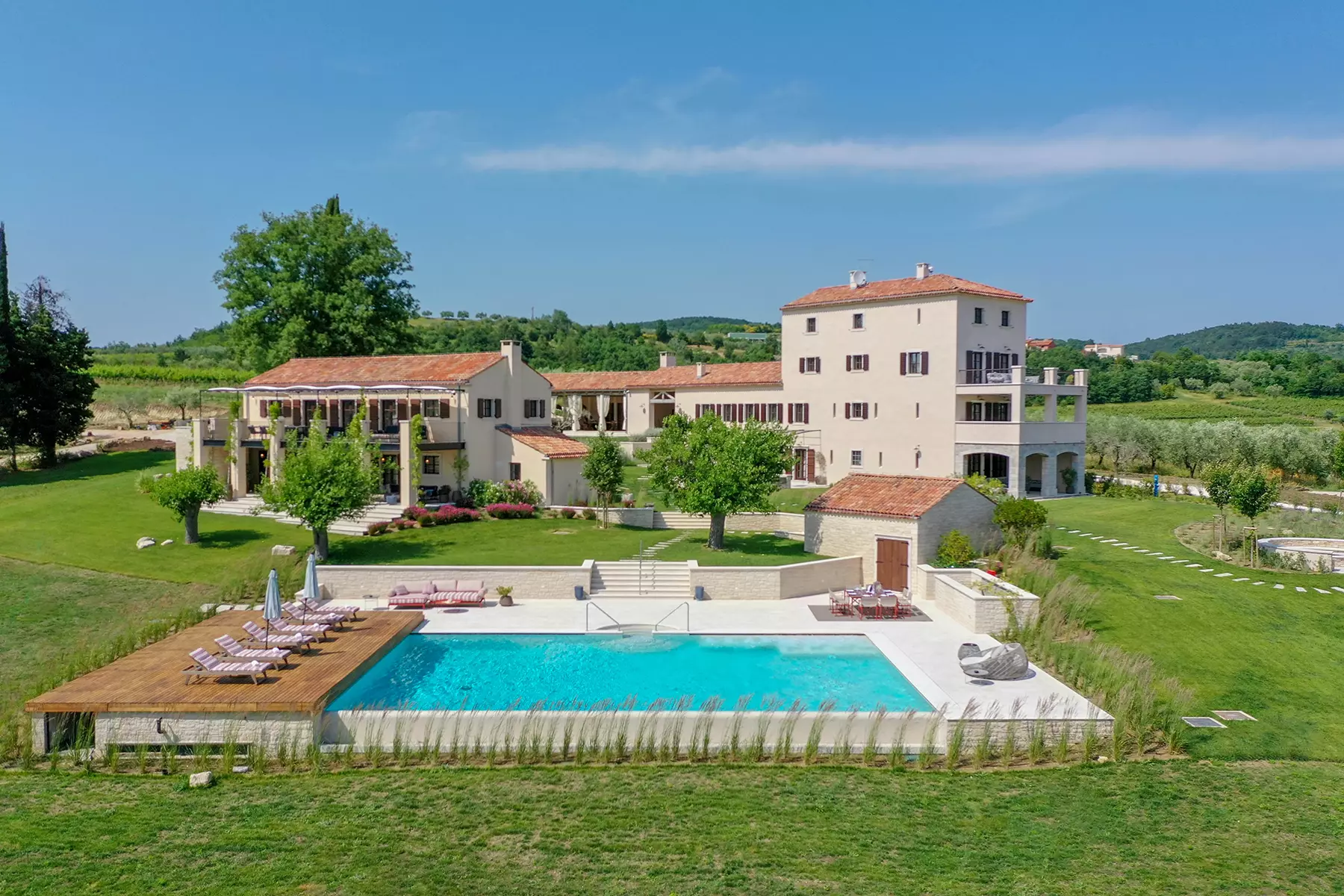 O exterior e a piscina de Villa Stancija Baracija en Croacia