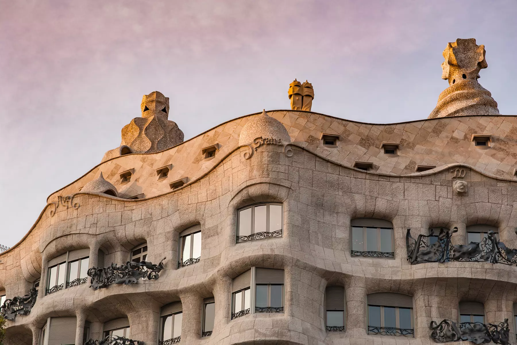 စပိန်နိုင်ငံ၊ Barcelona ရှိ La Pedrera၊ Casa Mila ၏ လှိုင်းလုံးများနှင့် ပန်းပုအဆောက်အအုံအသေးစိတ်။