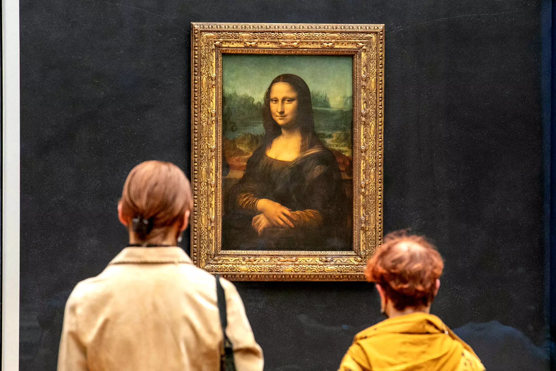 Besøkende observerer maleriet 'La Joconde' The Mona Lisa av den italienske kunstneren Leonardo Da Vinci utstilt i et galleri på Louvre 19. mai 2021 i Paris, Frankrike.