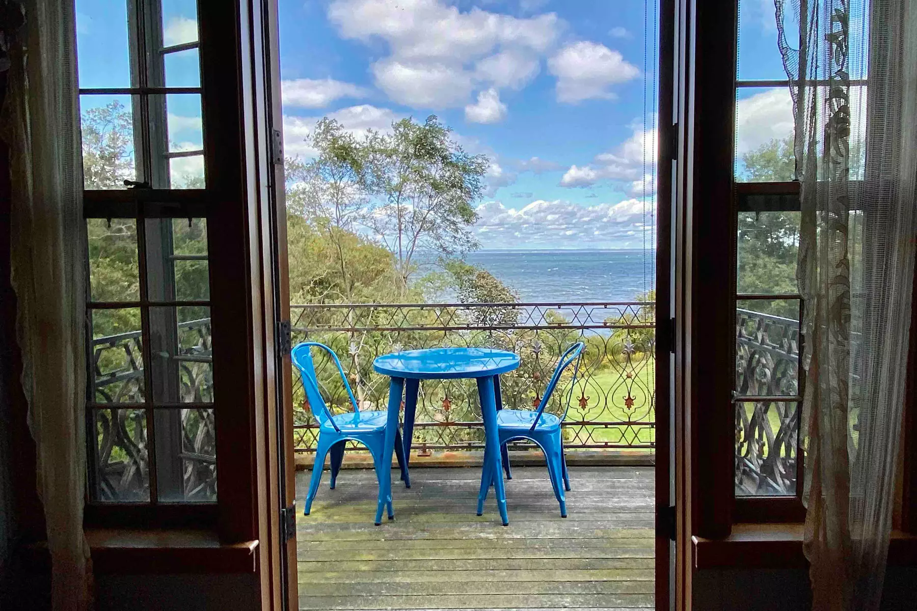 sedie su un balcone con vista mare