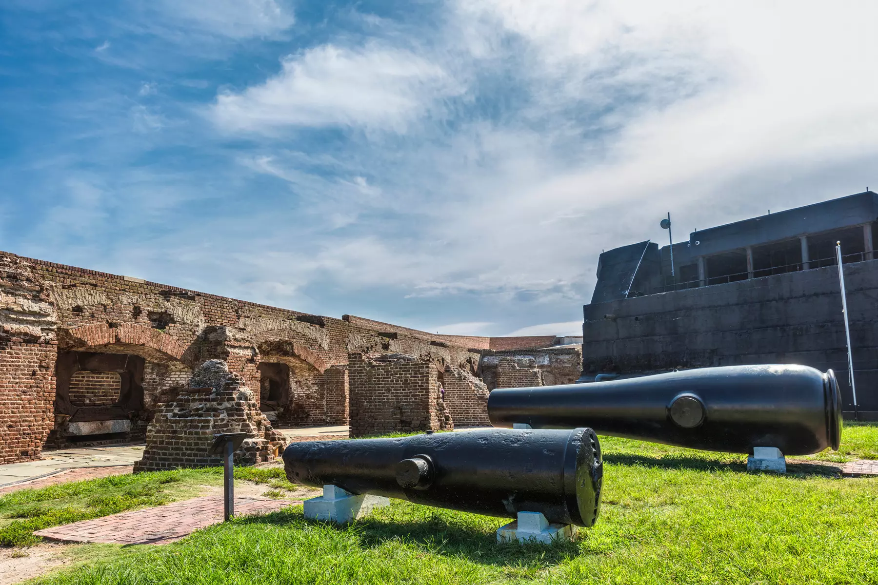 Cannons loo adeegsaday Dagaalkii Sokeeye ayaa lagu soo bandhigay goobta Fort Sumter ee Charleston, South Carolina