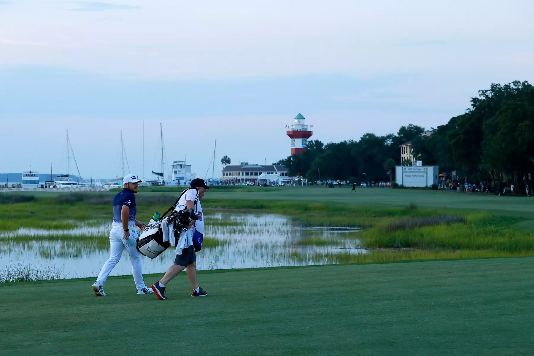 Tyrrell Hatton ee England wuxuu ku socdaa daloolka 18-aad inta lagu guda jiro wareegii ugu dambeeyay ee Heritage RBC Juun 21, 2020 ee Harbor Town Golf Links ee Hilton Head Island, South Carolina.