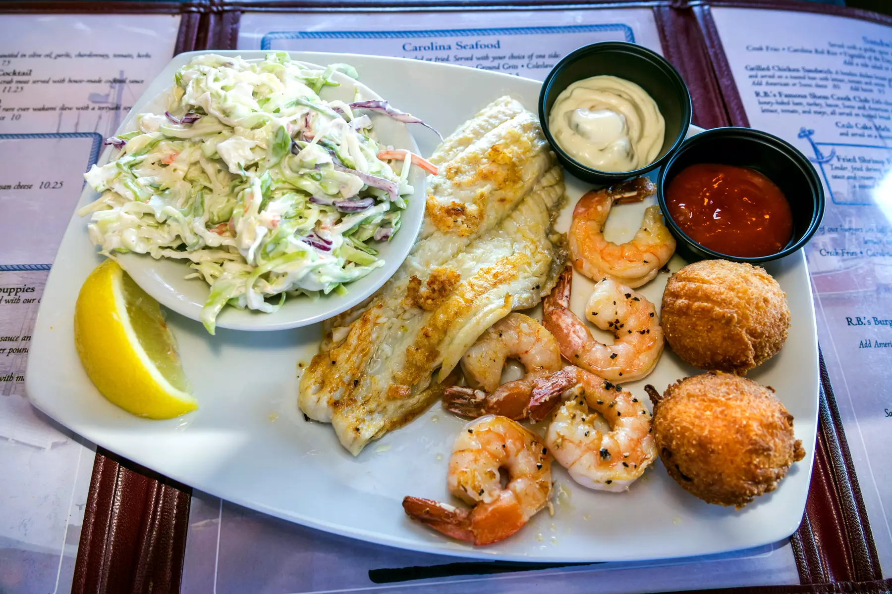 Cənubi Karolina, Mt. Pleasant, Shem Creek, R.B.'s Seafood Restaurant, boşqab krevet, balıq filesi, hush balaları və lahana salatı.