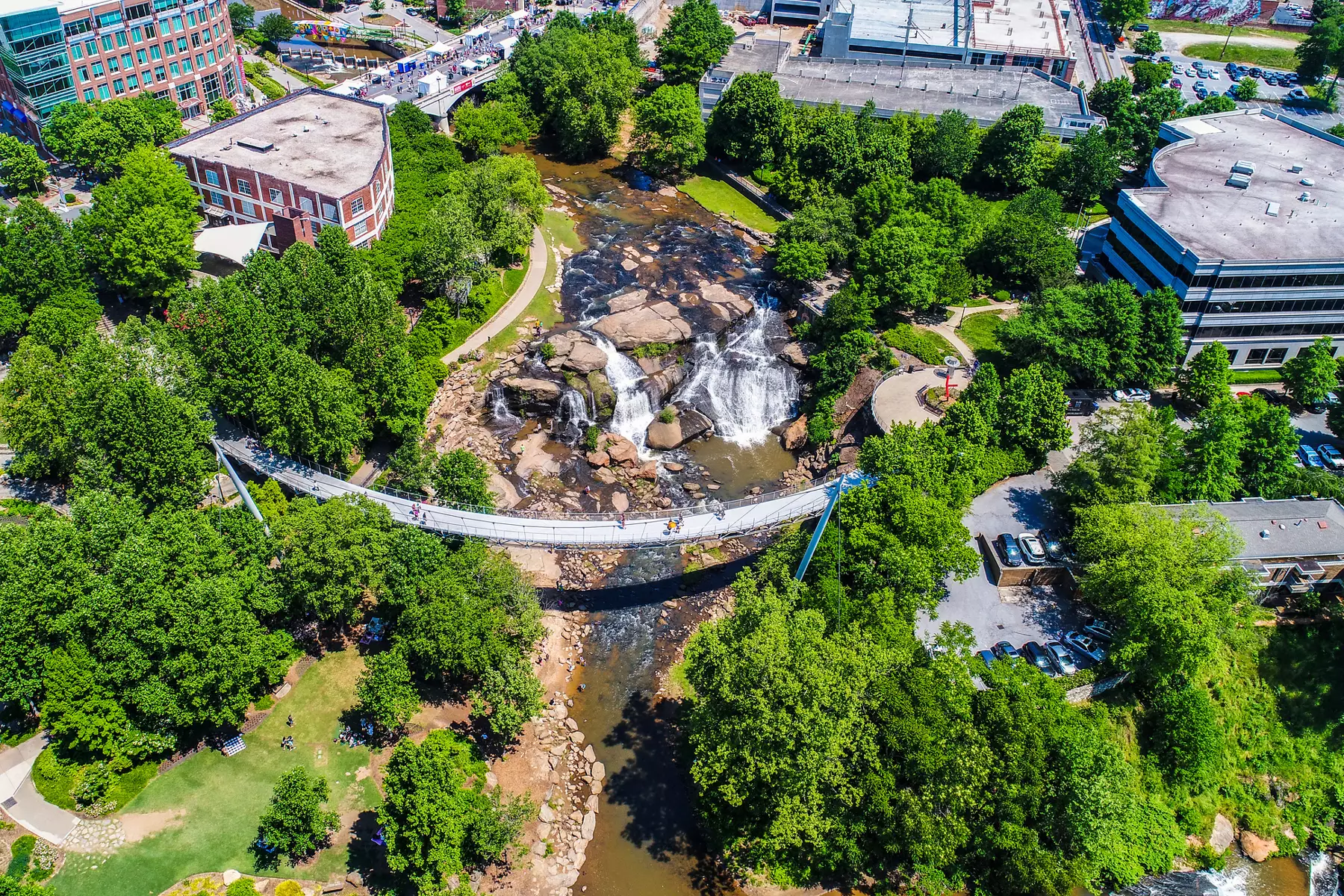 Greenville South Carolina SC ရှိ မြို့လယ်ခေါင်ရှိ Liberty Bridge ဝေဟင်မှ ရေတံခွန်ပန်းခြံနှင့် လစ်ဘာတီတံတား