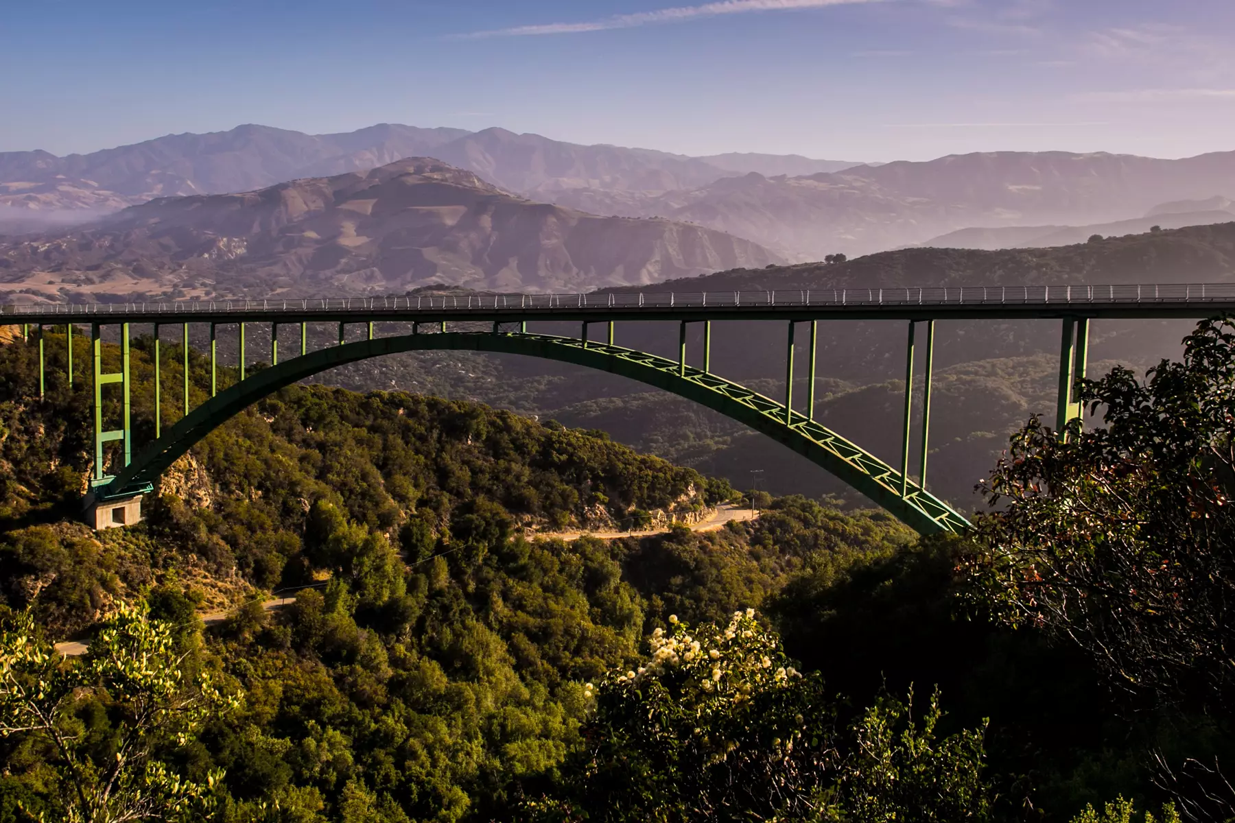 La Cold Spring arkponto (Ŝtatŝoseo 154) enhavas profundan kanjonon kiel rigardite la 24-an de majo 2013, proksime de Santa Ynez, California (Santa Ynez, Kalifornio).