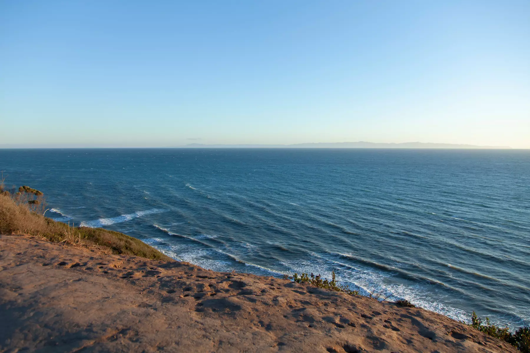 Radharc ar an Aigéan Ciúin ó aill ag Douglas Nature Preserve i Santa Barbara