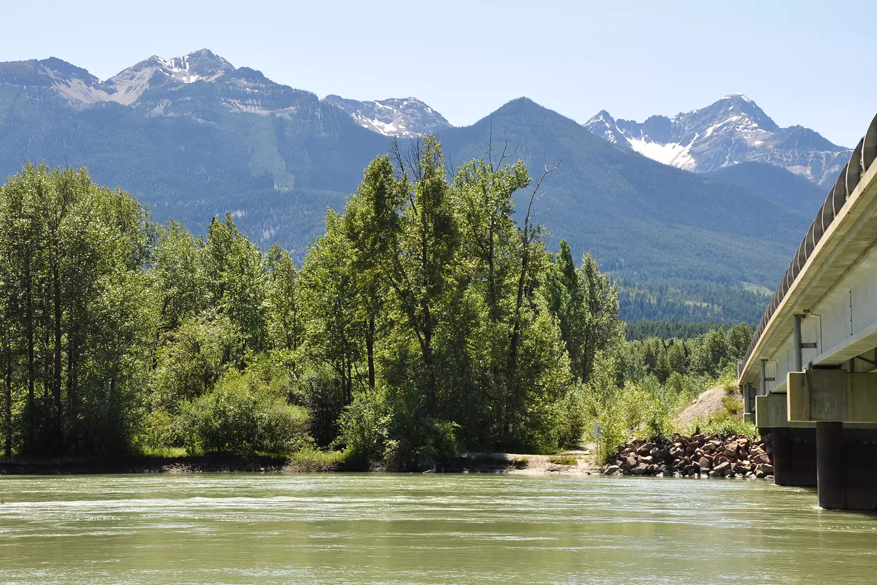 Muonekano wa Mandhari ya Ziwa na Milima Dhidi ya Anga huko Golden, British Columbia