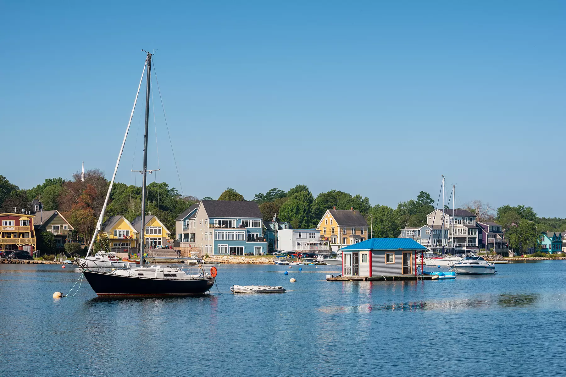 Kanada, Nova Scotia, Kaunti ya Lunenburg, Mahone Bay, mashua ya baharini na boti ya nyumbani kwenye ghuba