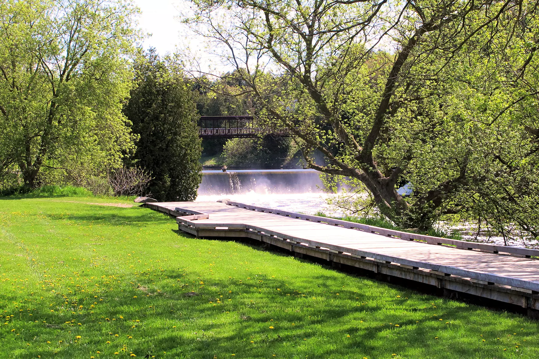 boardwalk & waterfall ee Elora, Ontario