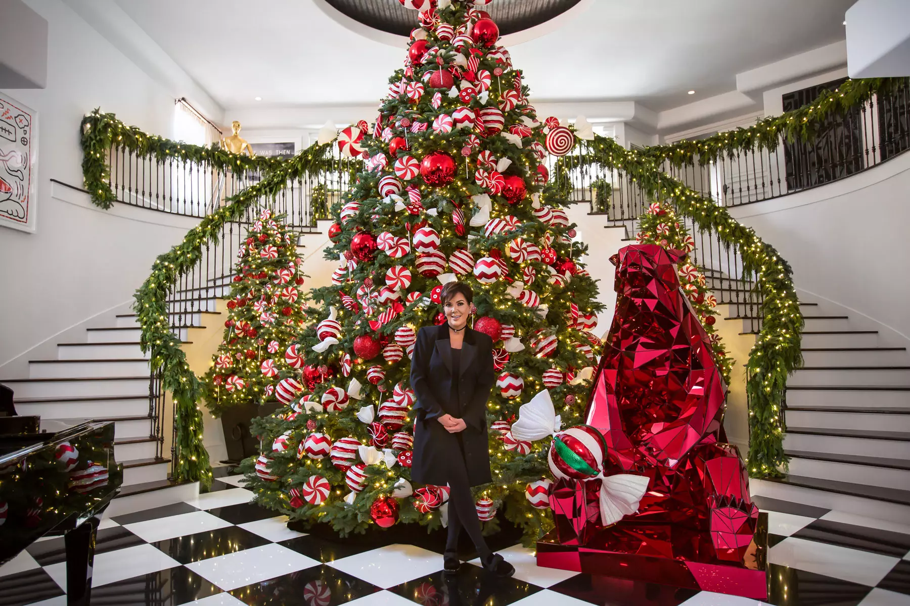 Kris Jenner de pé diante dunha árbore de Nadal