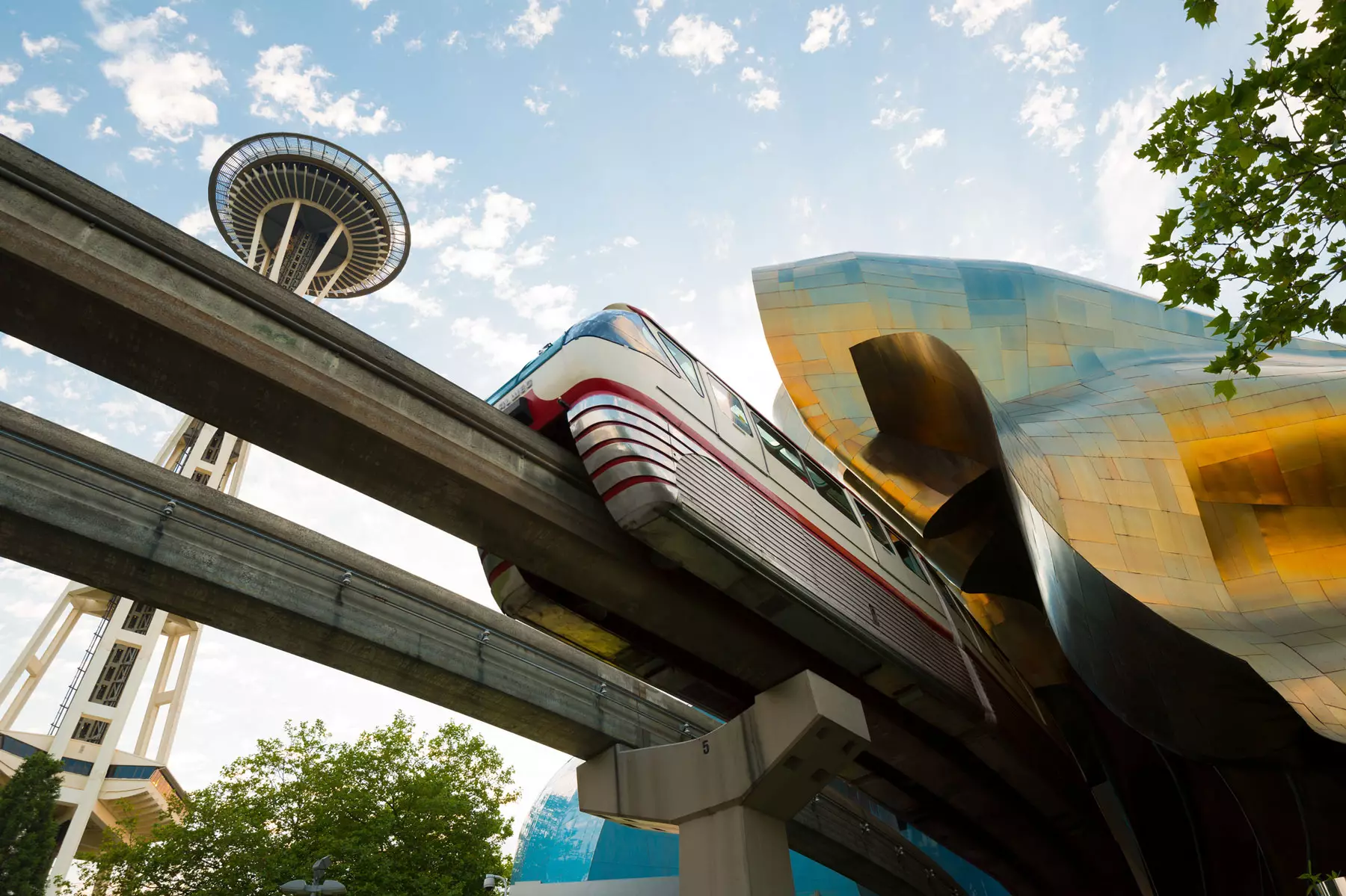 Monorail na EMP Museum nke Frank Gehry mere na Seattle Center.