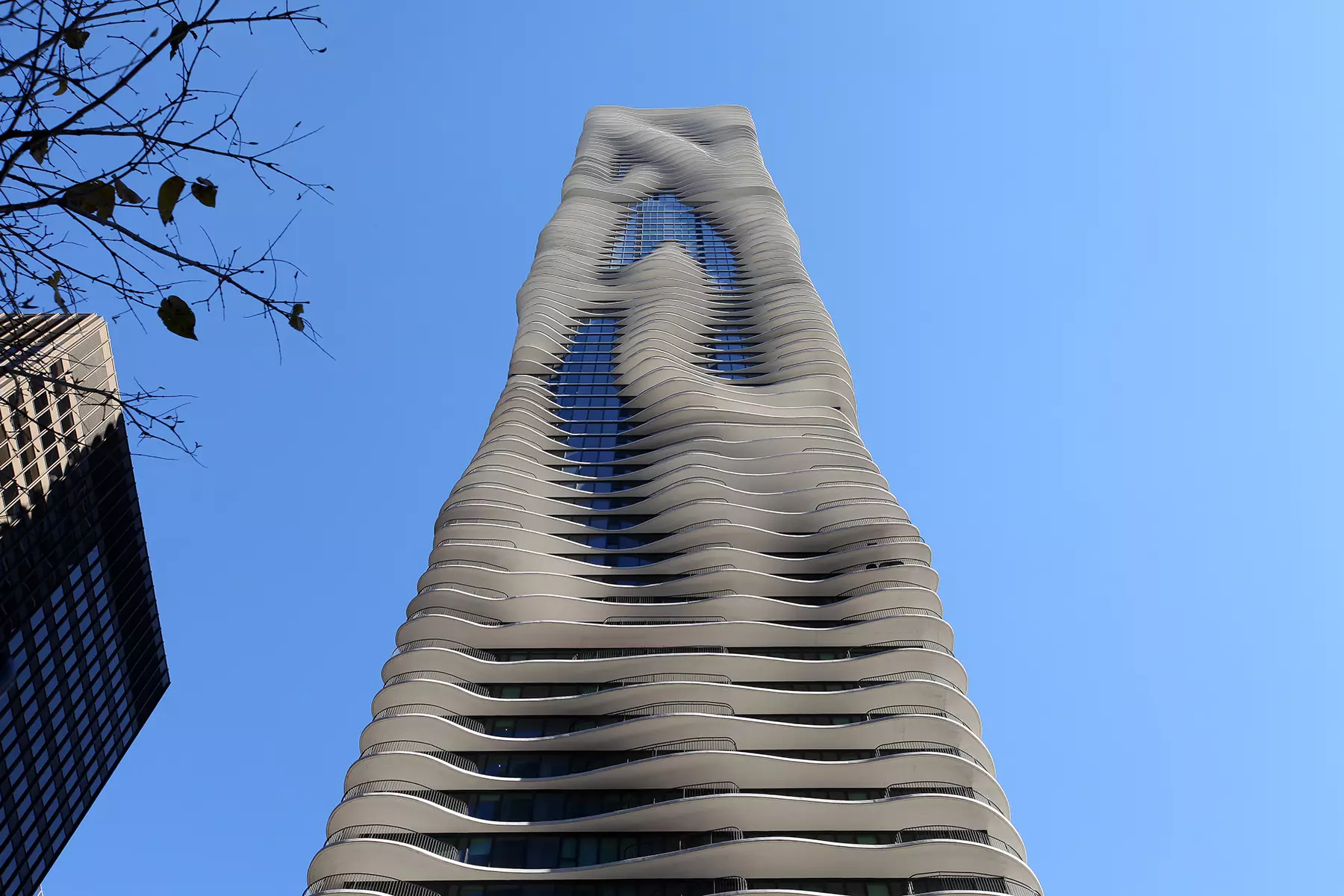 Y pensaer Jeanne Gang yn The Aqua yn Lakeshore East Condominiums, yn Chicago