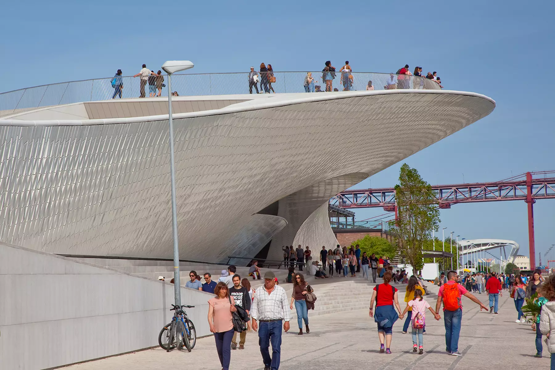 Portiwgal, Estredmadura, Lisbon, Belem, MAAT, Amgueddfa Gelf, Pensaernïaeth a Thechnoleg ar lan yr afon Tagus wedi'i lleoli yn yr hen orsaf bŵer gyda dyluniad adran newydd gan Amanda Levete.