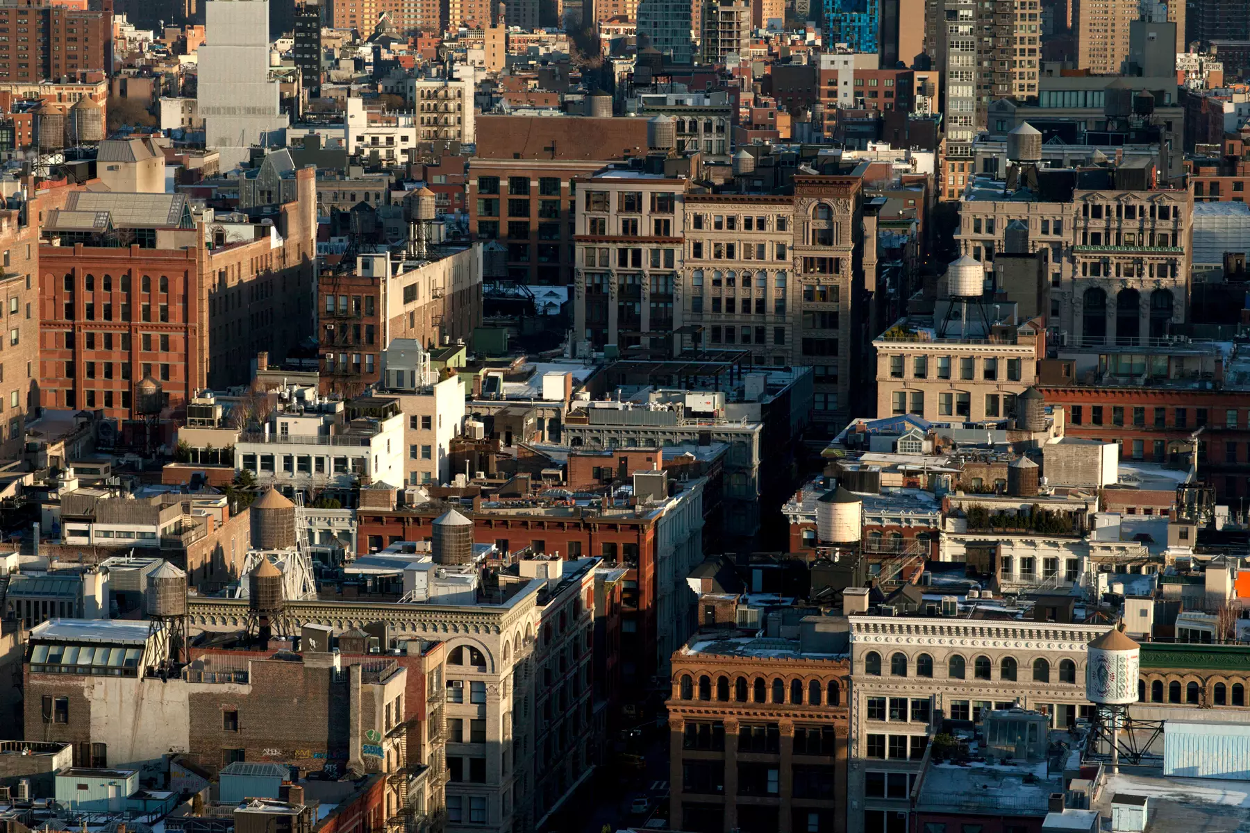 Vista de alto ângulo de edifícios arquitetônicos de ferro fundido no bairro de Soho, no centro de Manhattan, Nova York