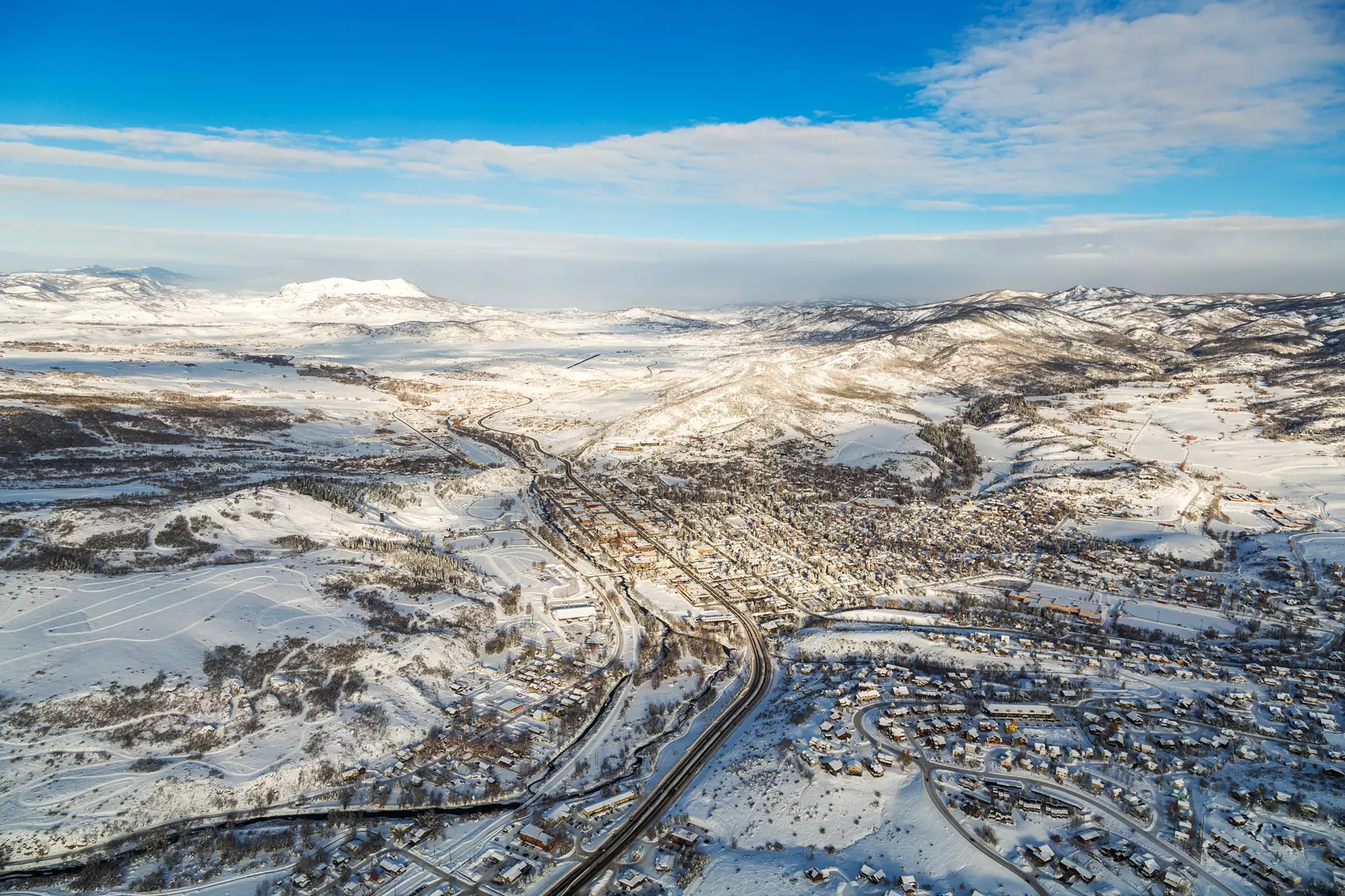 Steamboat springs, tref Colorado o ganol aer balwn poeth yn ystod diwrnod gwinwr heulog.