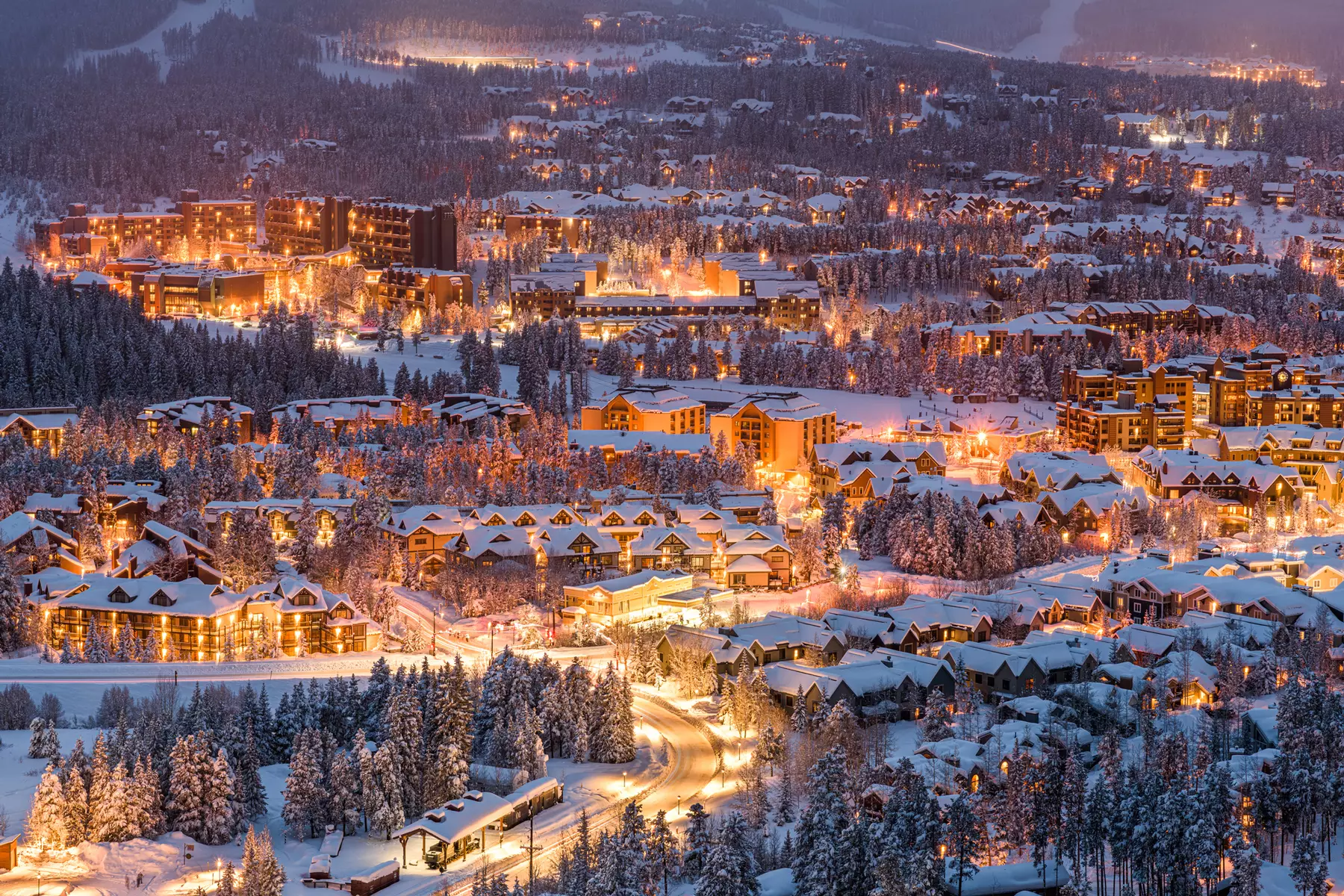 Breckenridge, nenlinell tref Colorado yn y gaeaf gyda'r cyfnos.