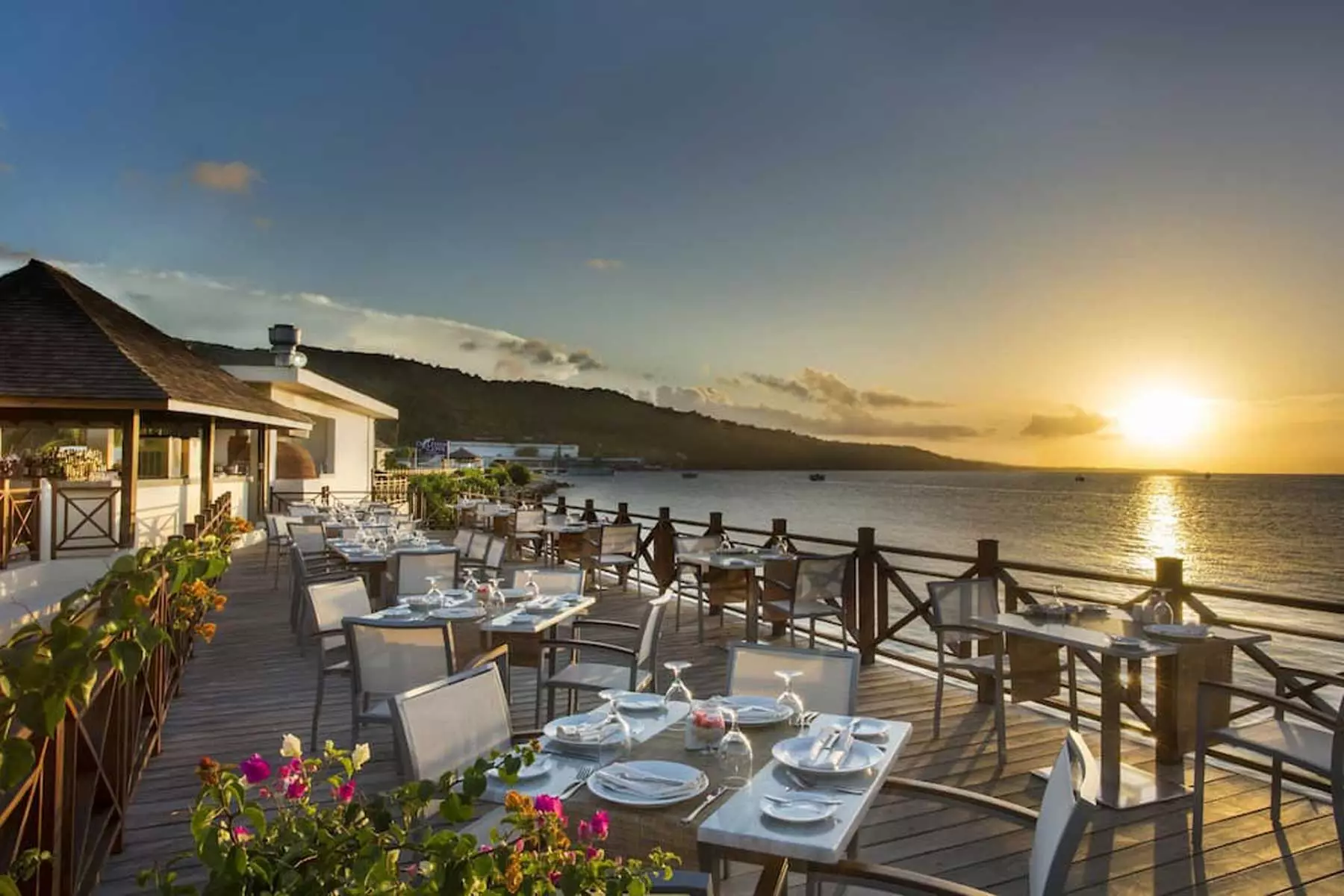 Večera na otvorenom na zalasku sunca u Moon Palace Jamaica, Ocho Rios, Jamajka