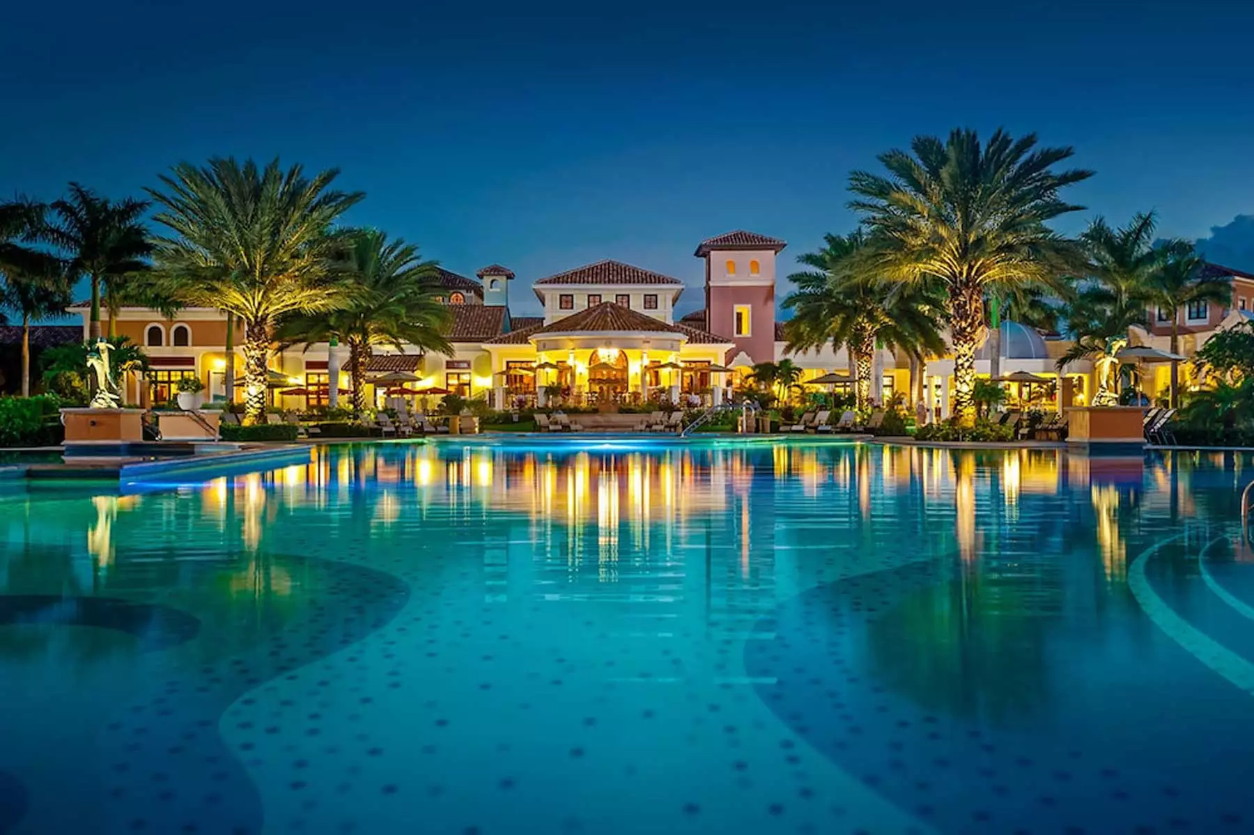 Vista nocturna da piscina en Beaches, Providenciales, Turks e Caicos