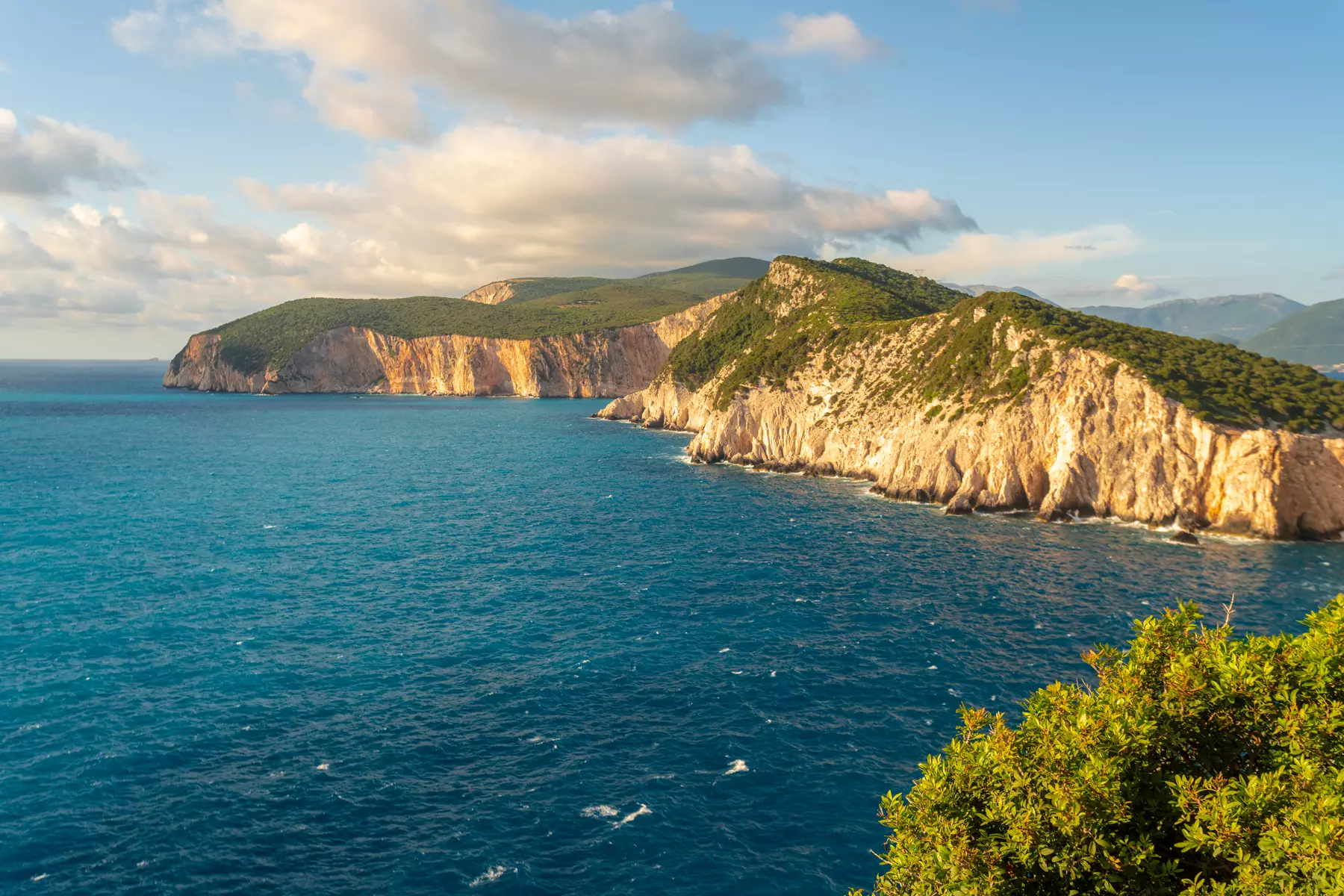 Kliffen bij Kaap Lefkadas, Lefkada Eiland, Griekenland