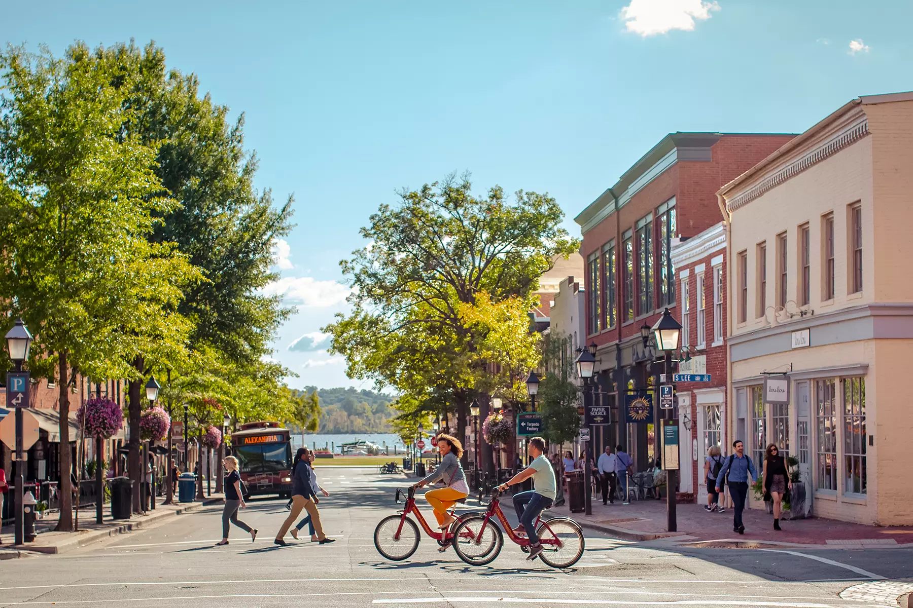 King Street com um casal andando de bicicleta