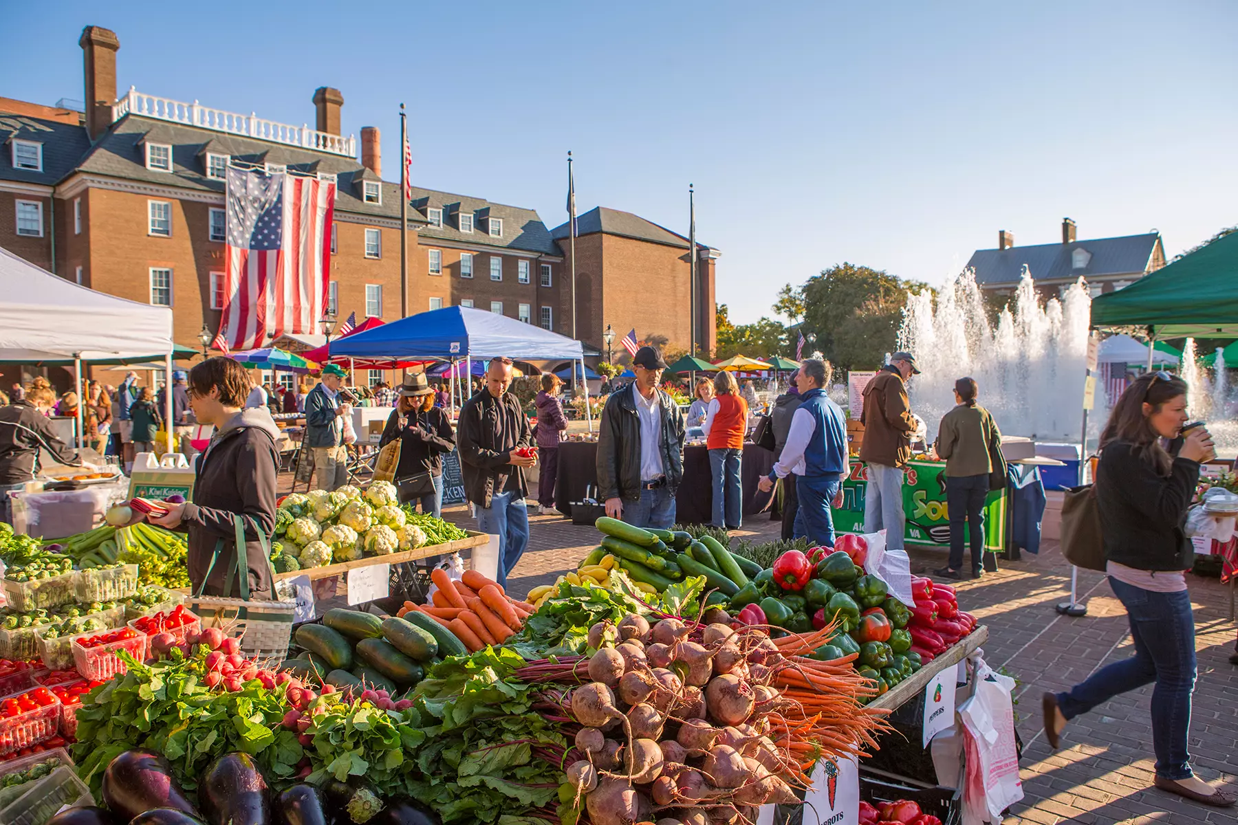 Um mercado ao ar livre no outono em Alexandria, VA