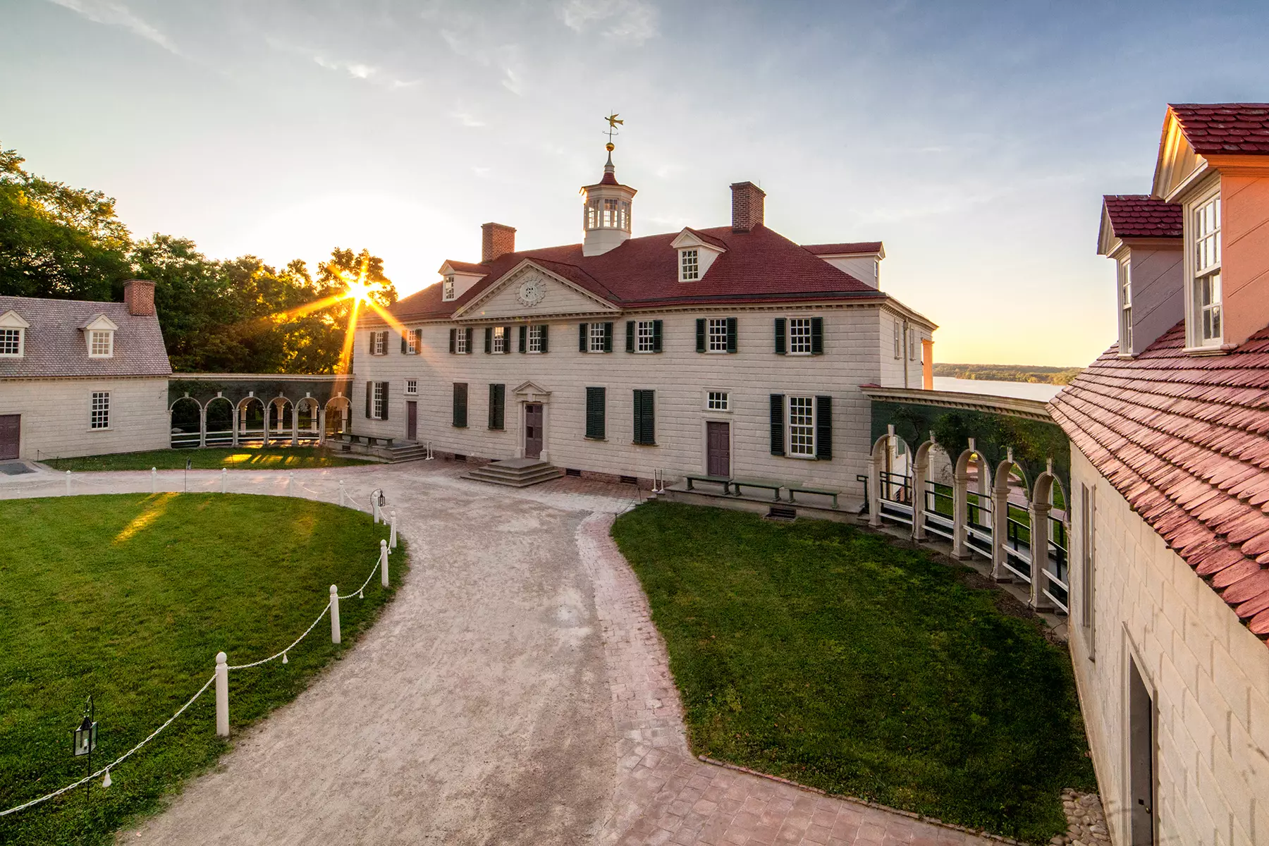 Nascer do sol atrás da propriedade de Mount Vernon